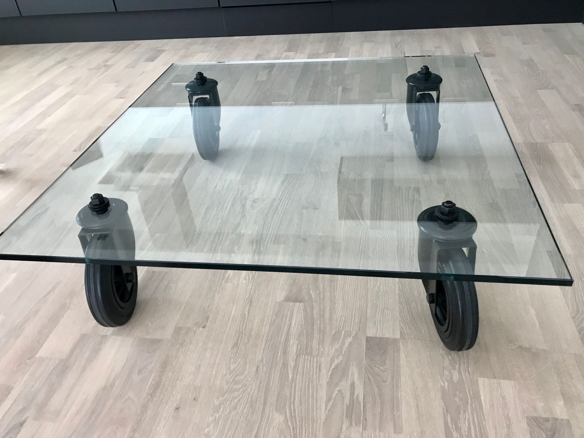 Tavolo con Ruote coffee table, 100 x 100 x 25 cm | Franckly