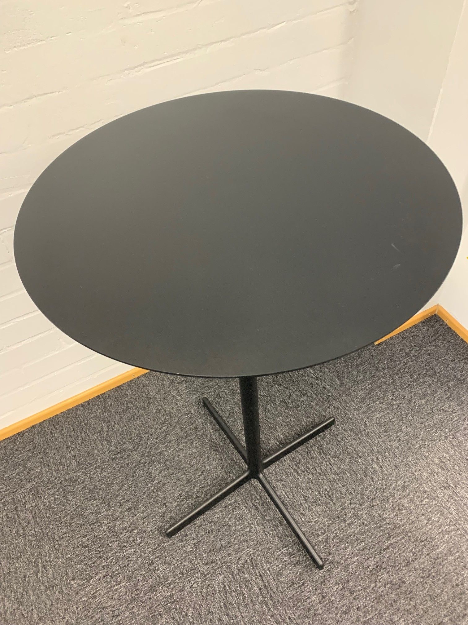 Neu table round, charcoal | Franckly