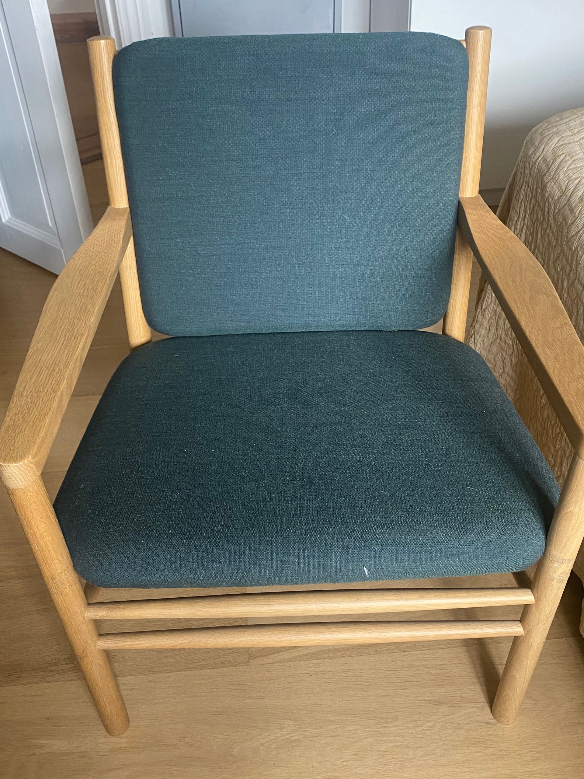 J147 lounge chair, oak - grey green | Franckly