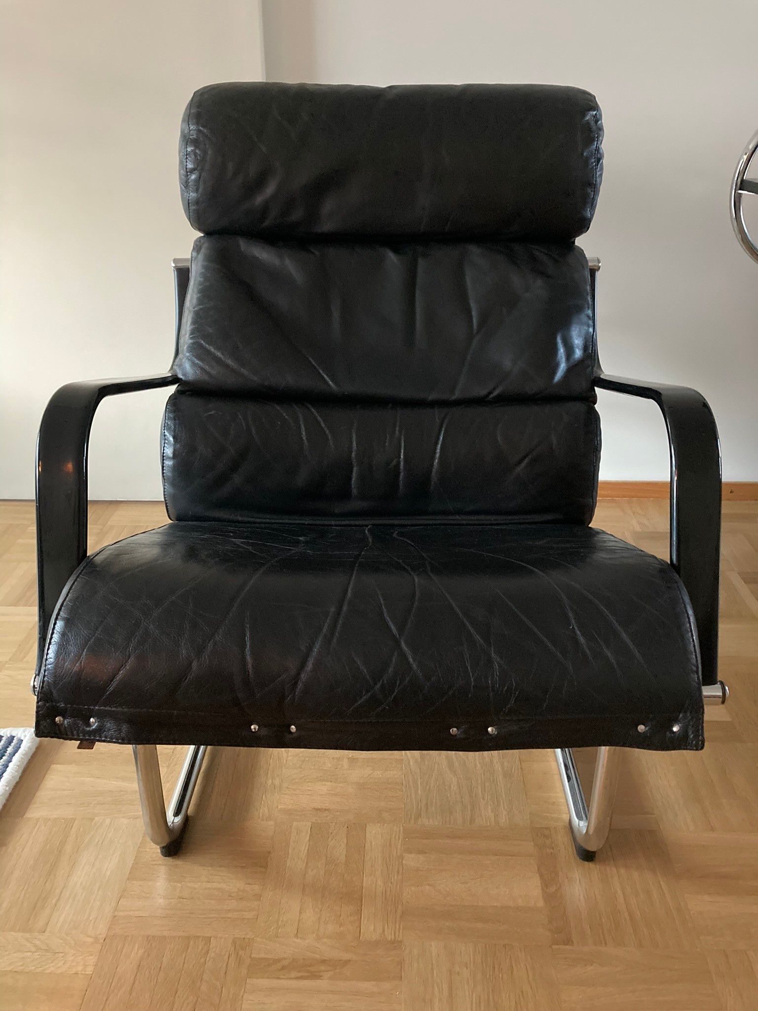 Remmi 817H-1K lounge chair, black leather | Franckly