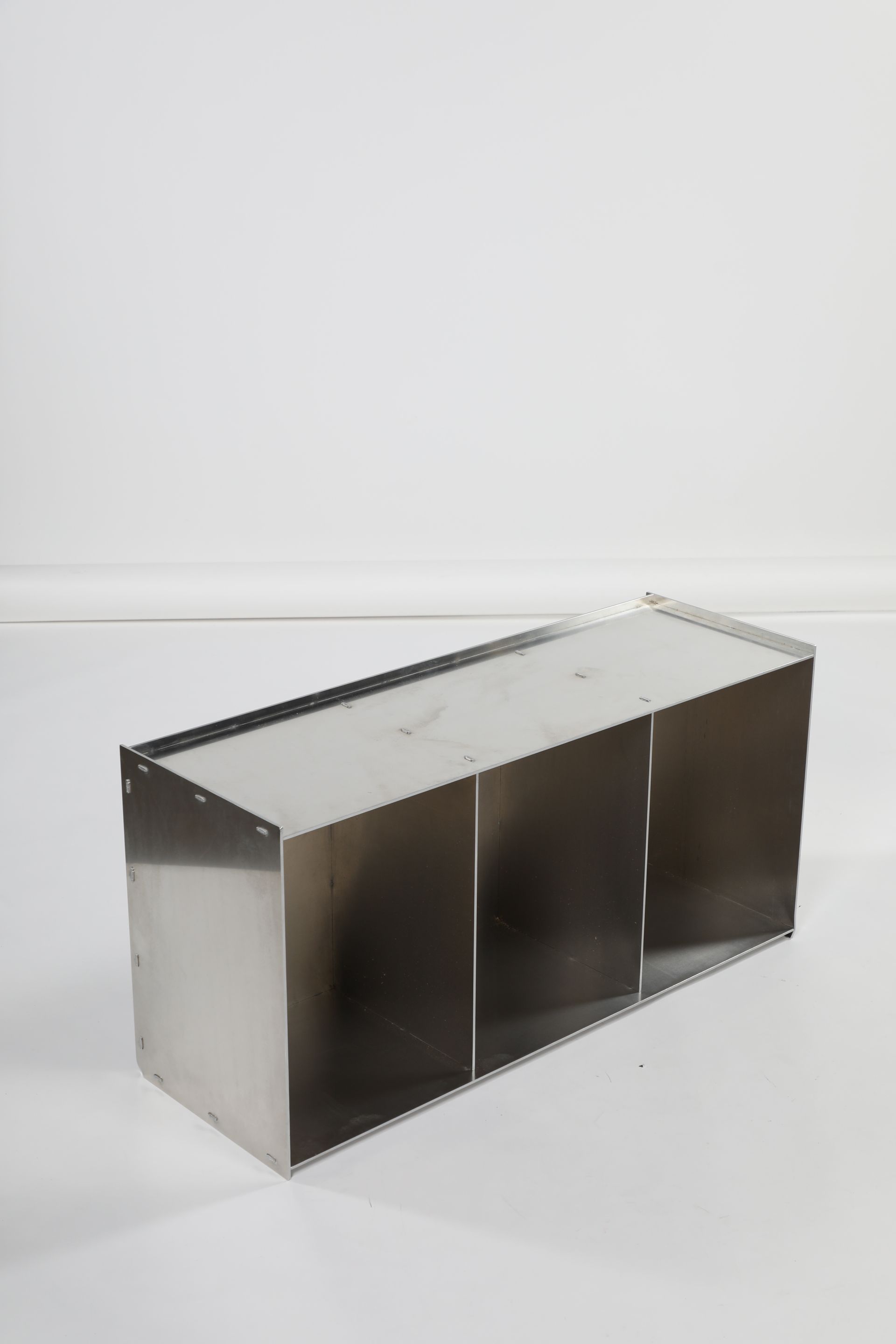 Rivet Case shelf, aluminium | Franckly