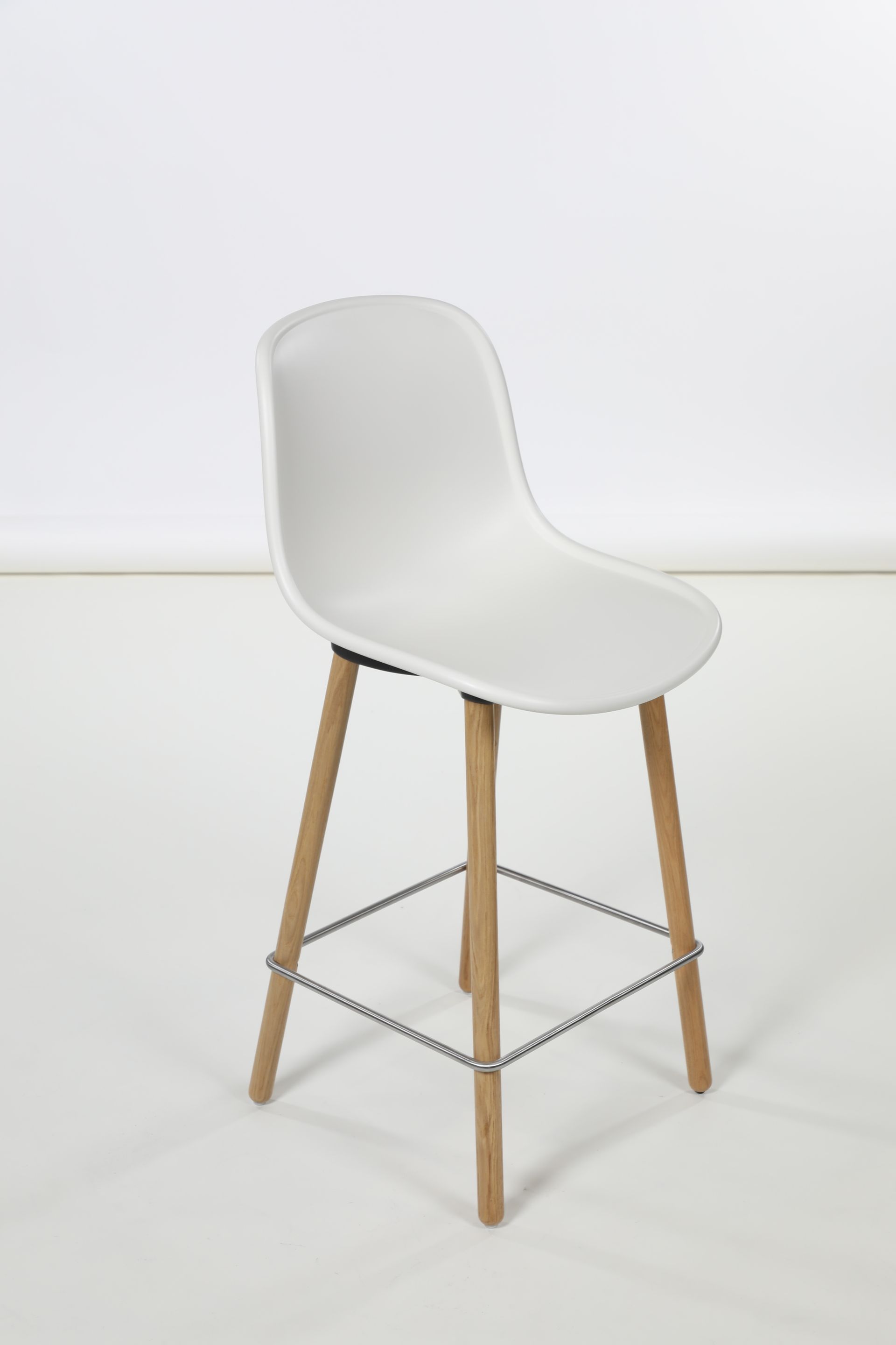 Neu 12 bar chair, cream white. - lacquered oak - steel, 65 cm | Franckly