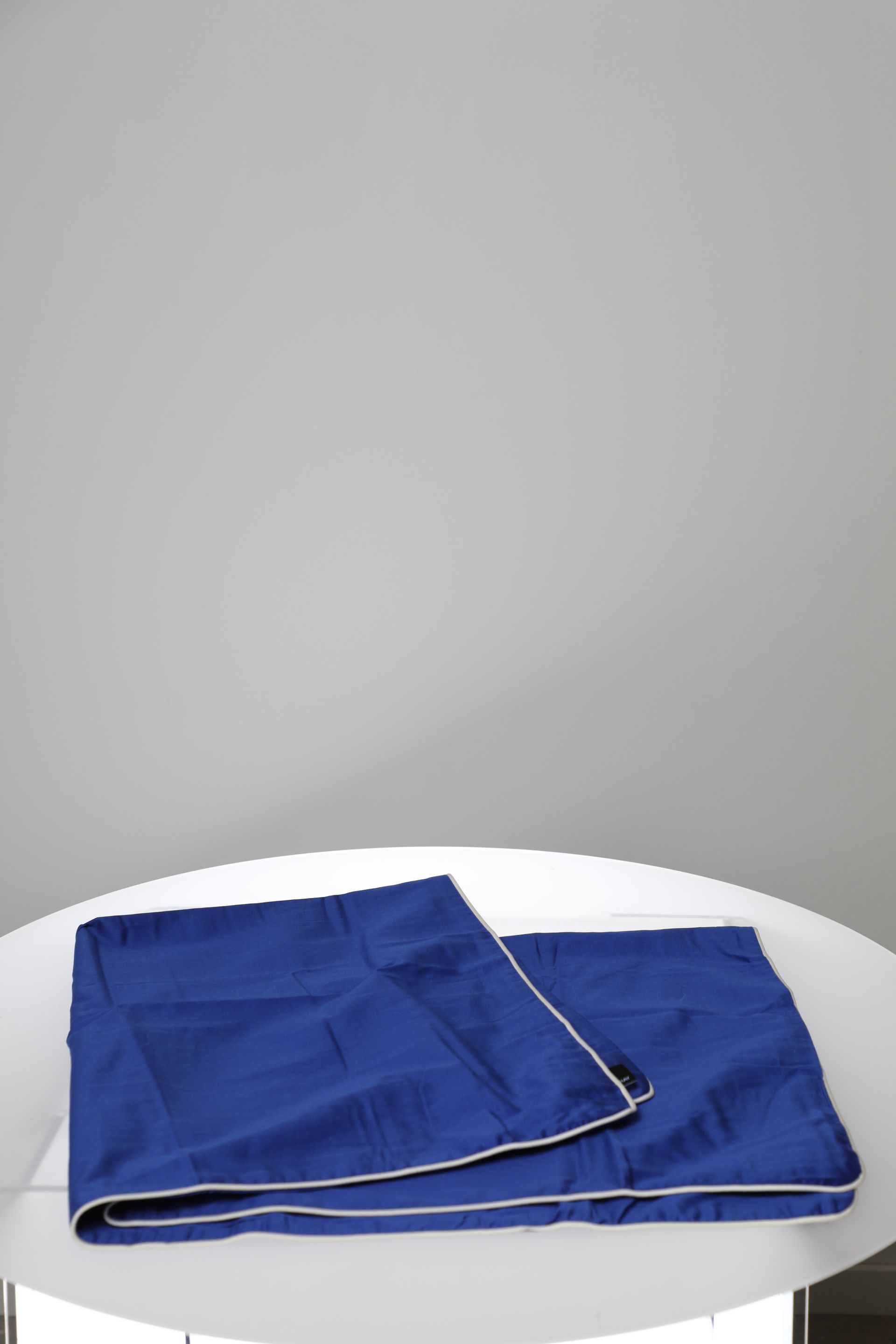 Outline pillowcase, vivid blue, 80 x 80 cm | Franckly