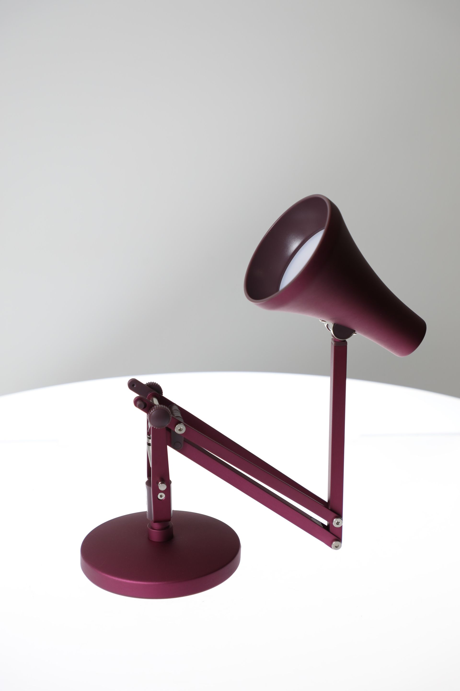 90 Mini Mini desk lamp, berry red - red | Franckly