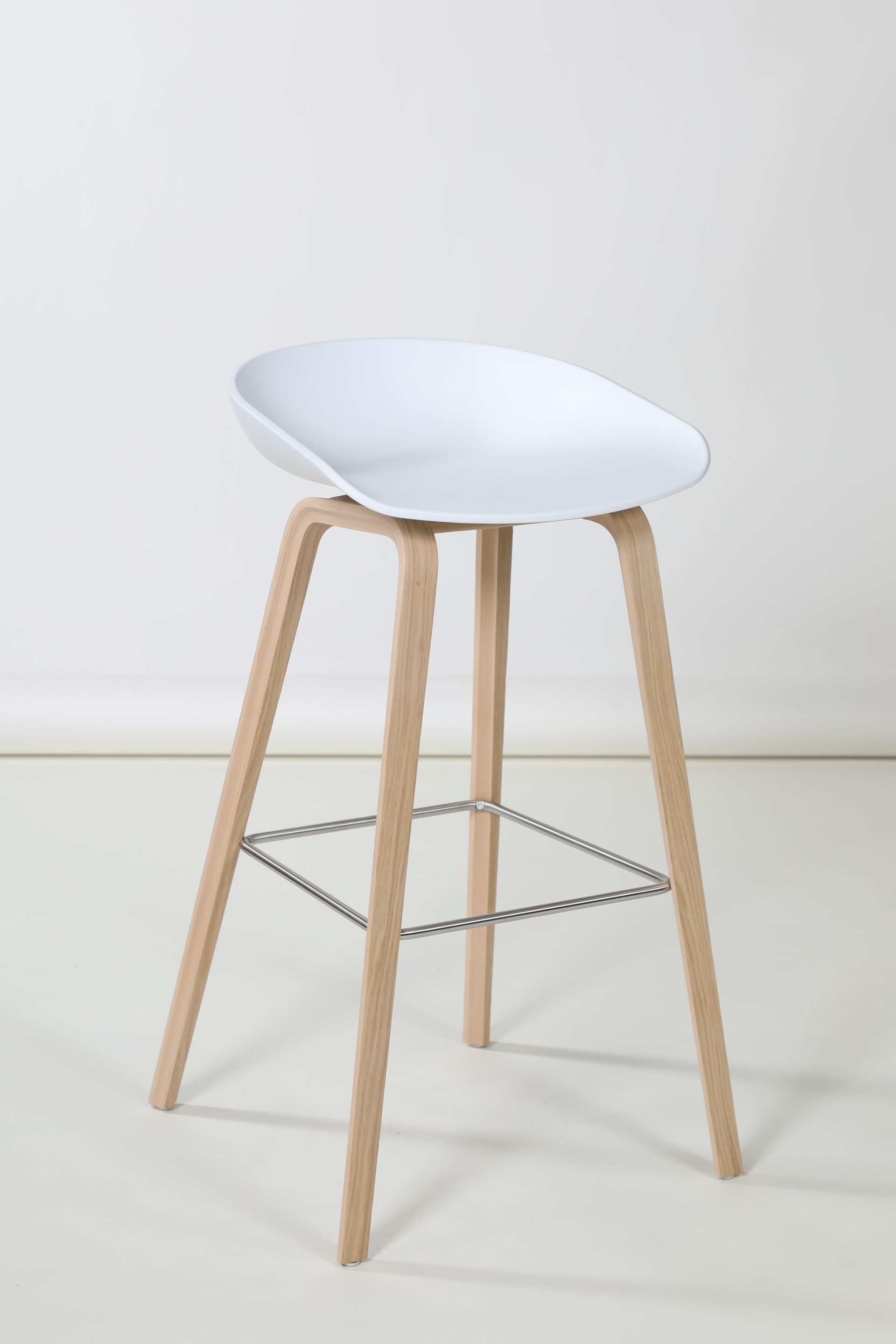 About A Stool AAS32, white - matt lacquered oak, 75 cm | Franckly
