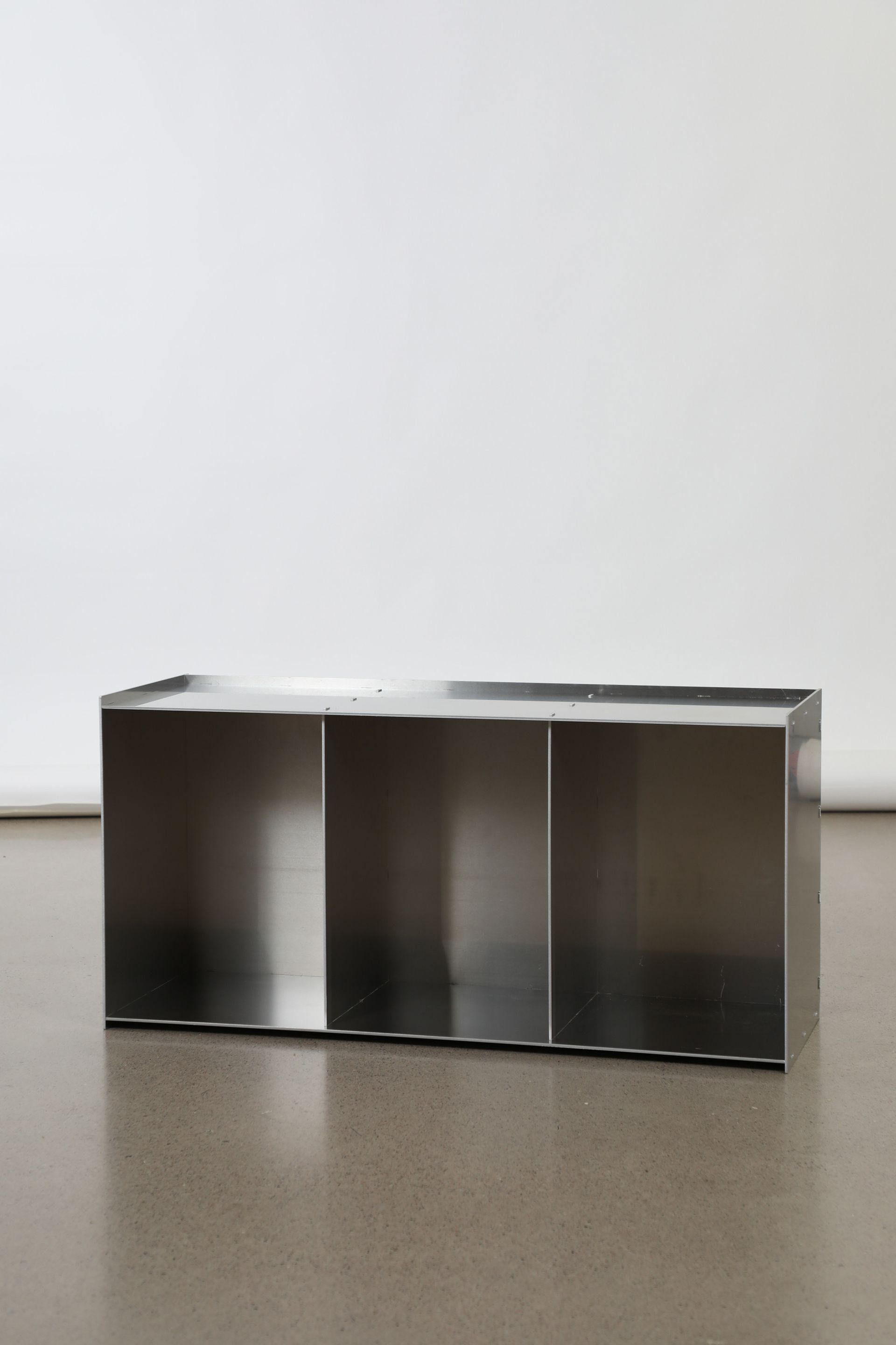 Rivet Case shelf, aluminium | Franckly