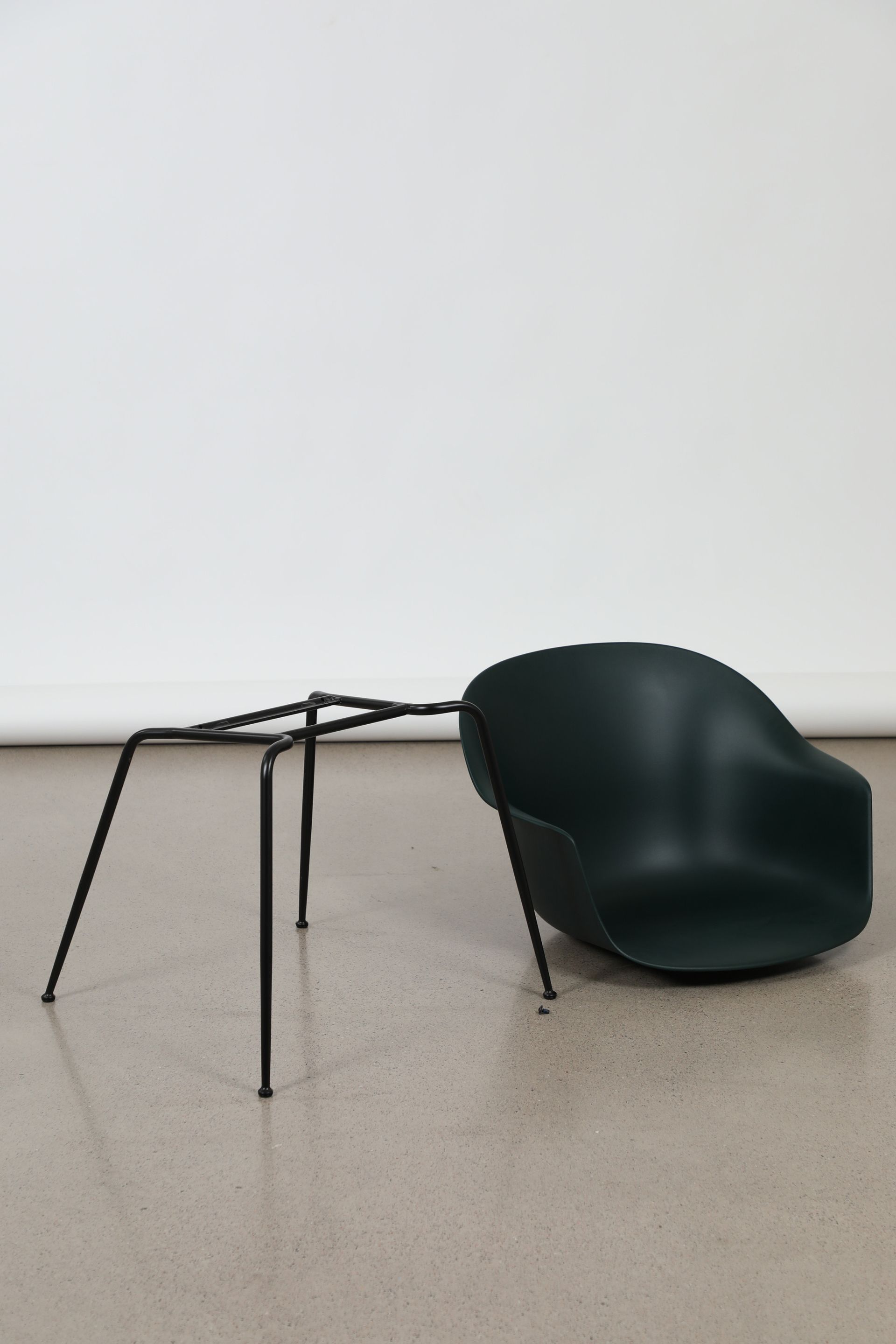 Bat chair, dark green - black base | Franckly