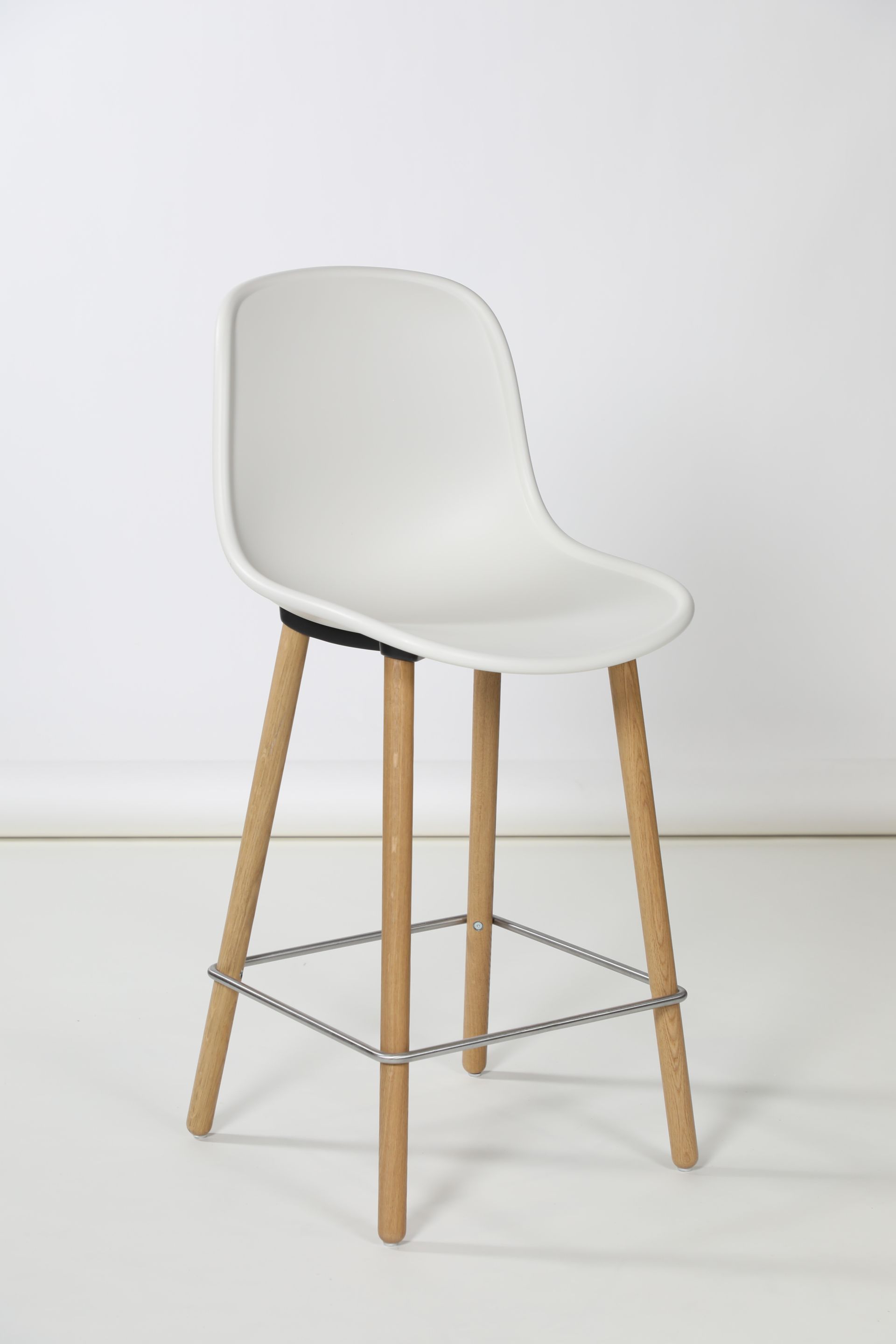 Neu 12 bar chair, cream white. - lacquered oak - steel, 65 cm | Franckly