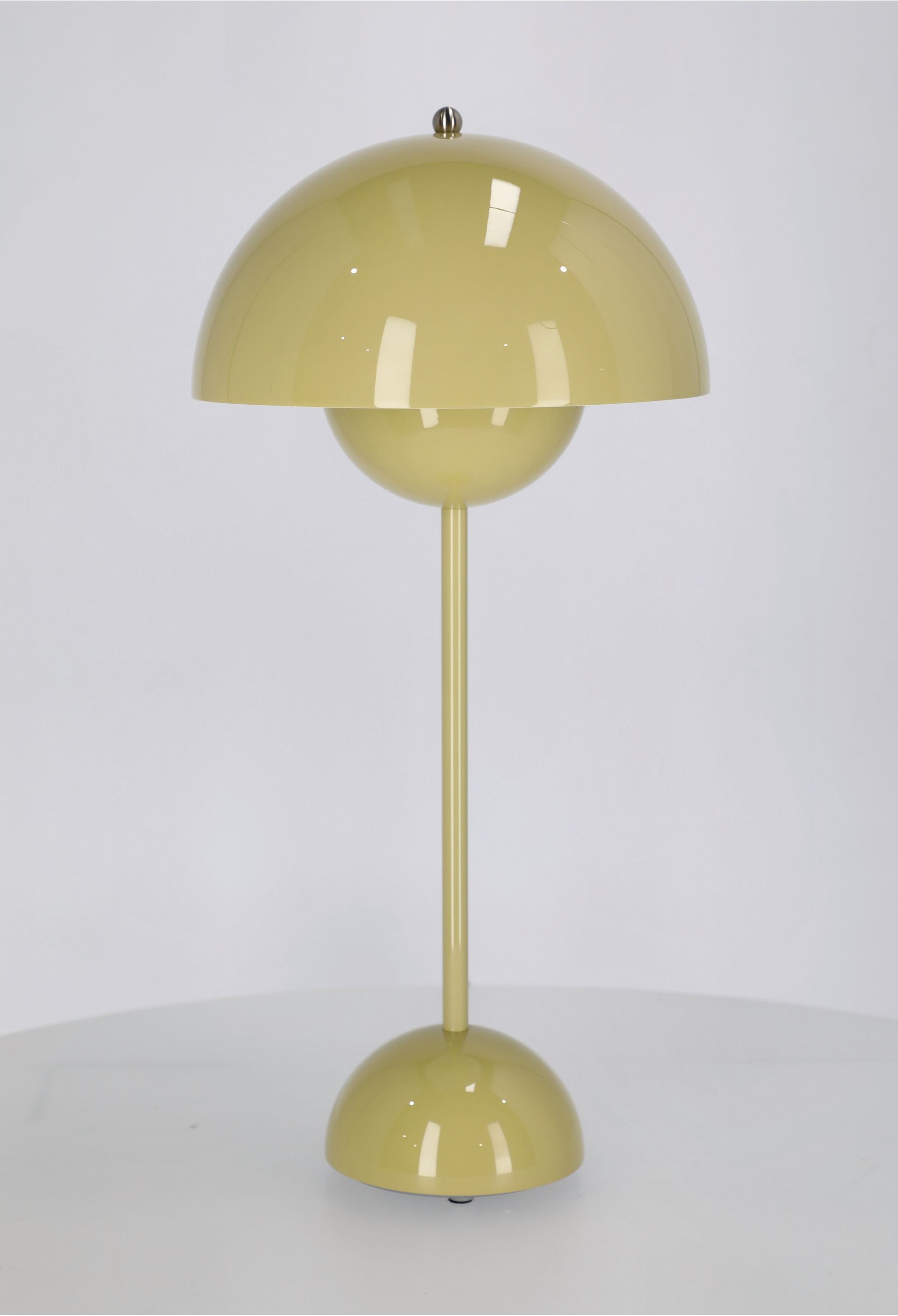 Flowerpot VP9 portable table lamp, pale sand | Franckly