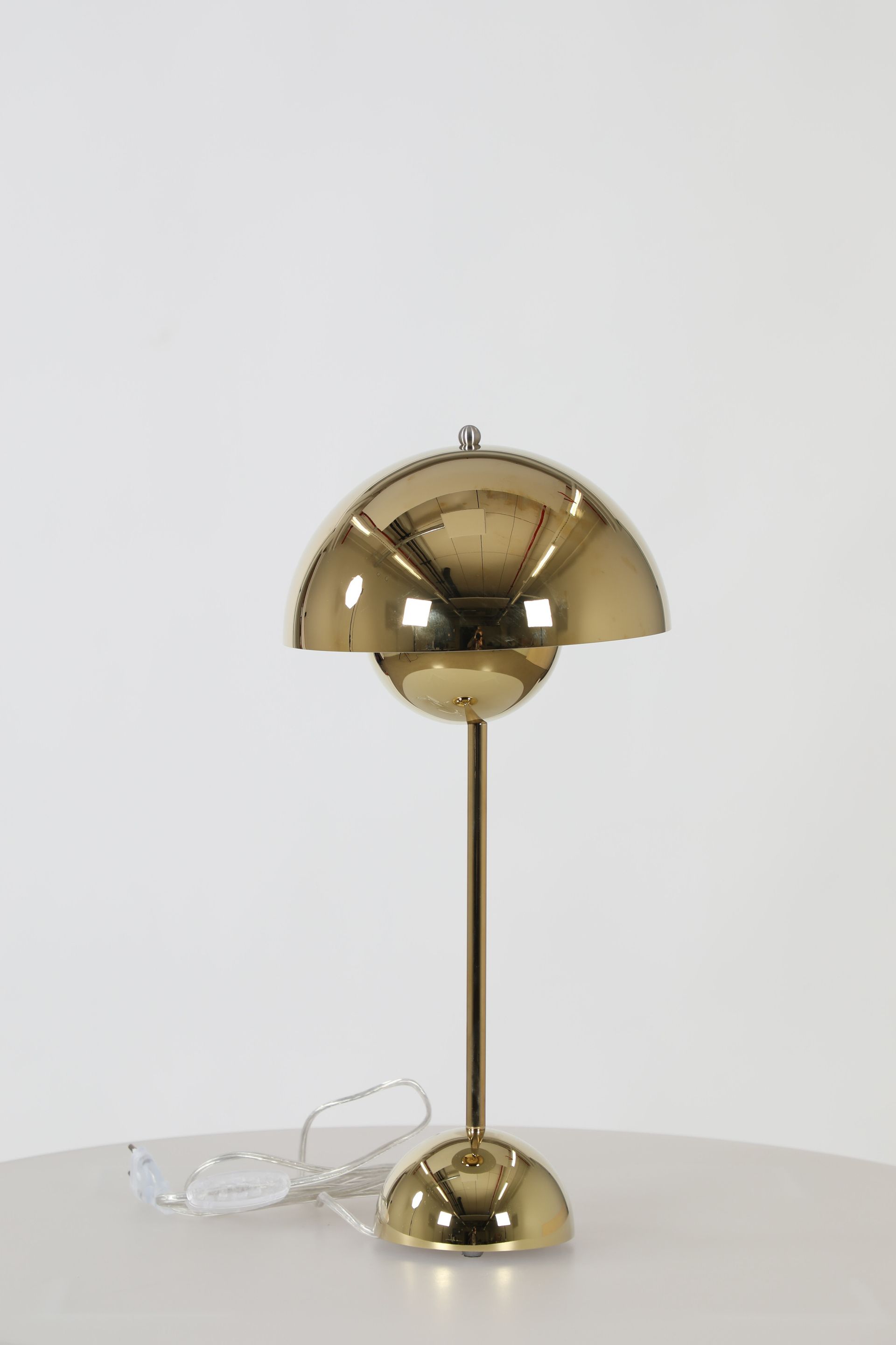 Flowerpot VP3 table lamp, brass plated | Franckly