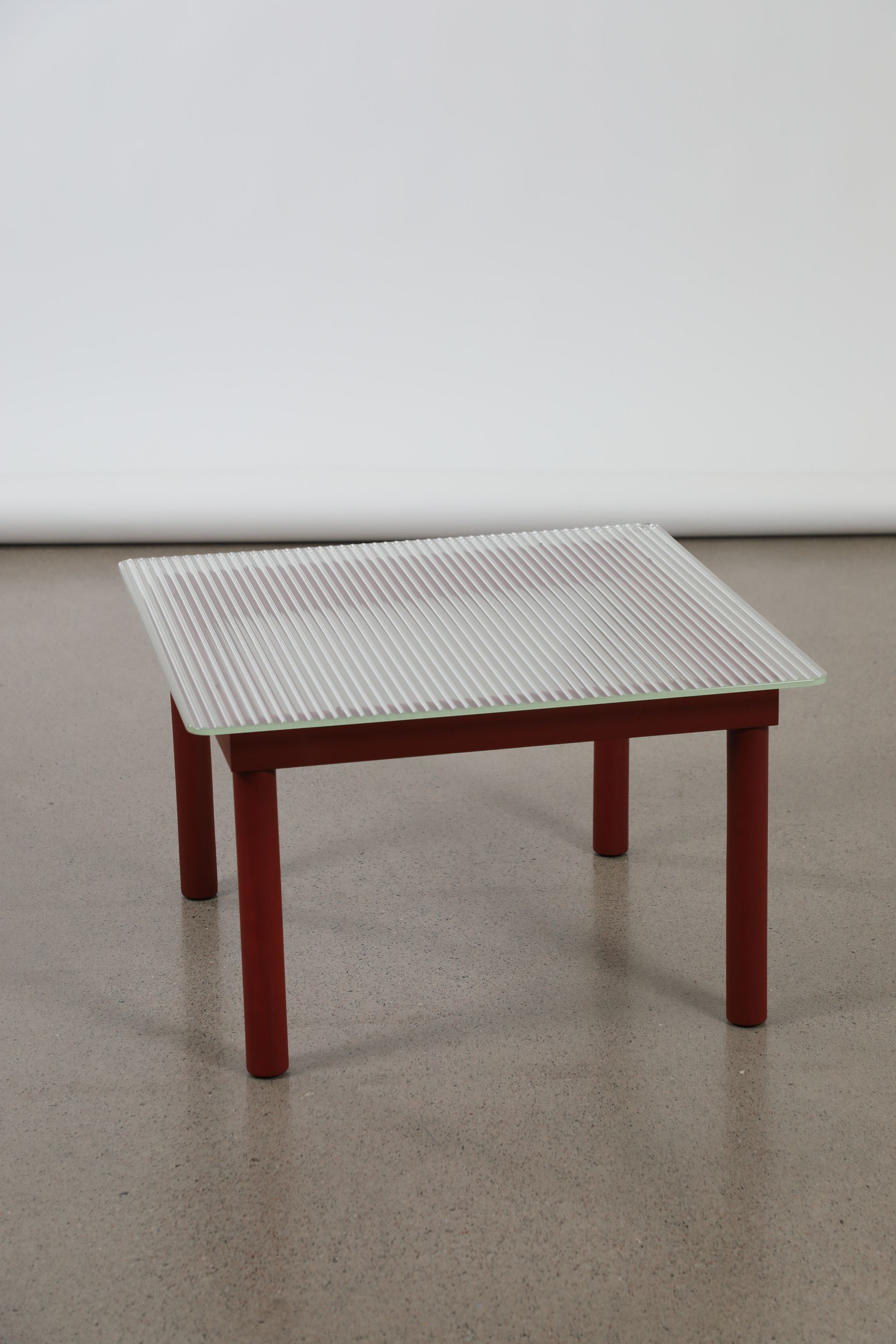 Kofi table 60 x 60 cm, barn red lacquered oak -reeded glass | Franckly