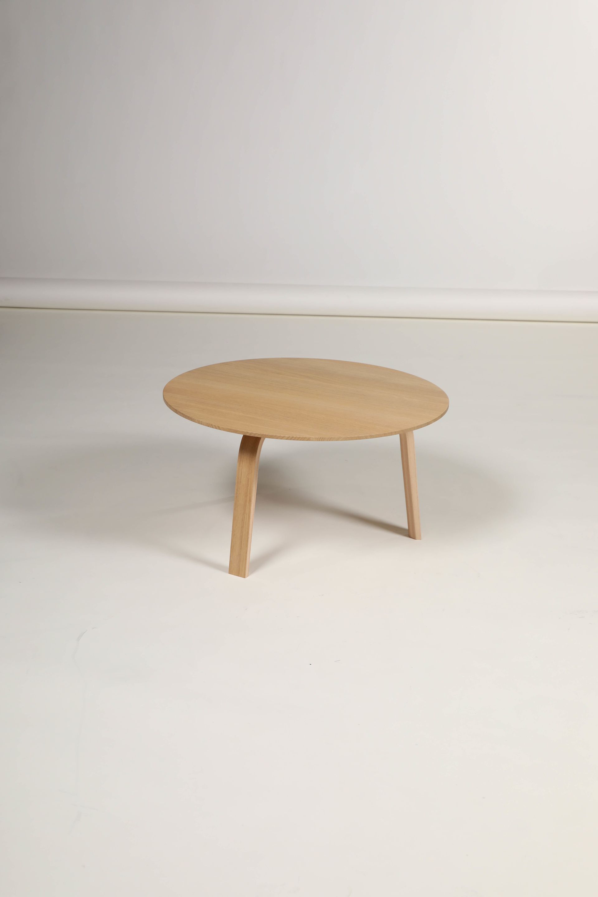 Bella coffee table 60 cm, low, lacquered oak | Franckly