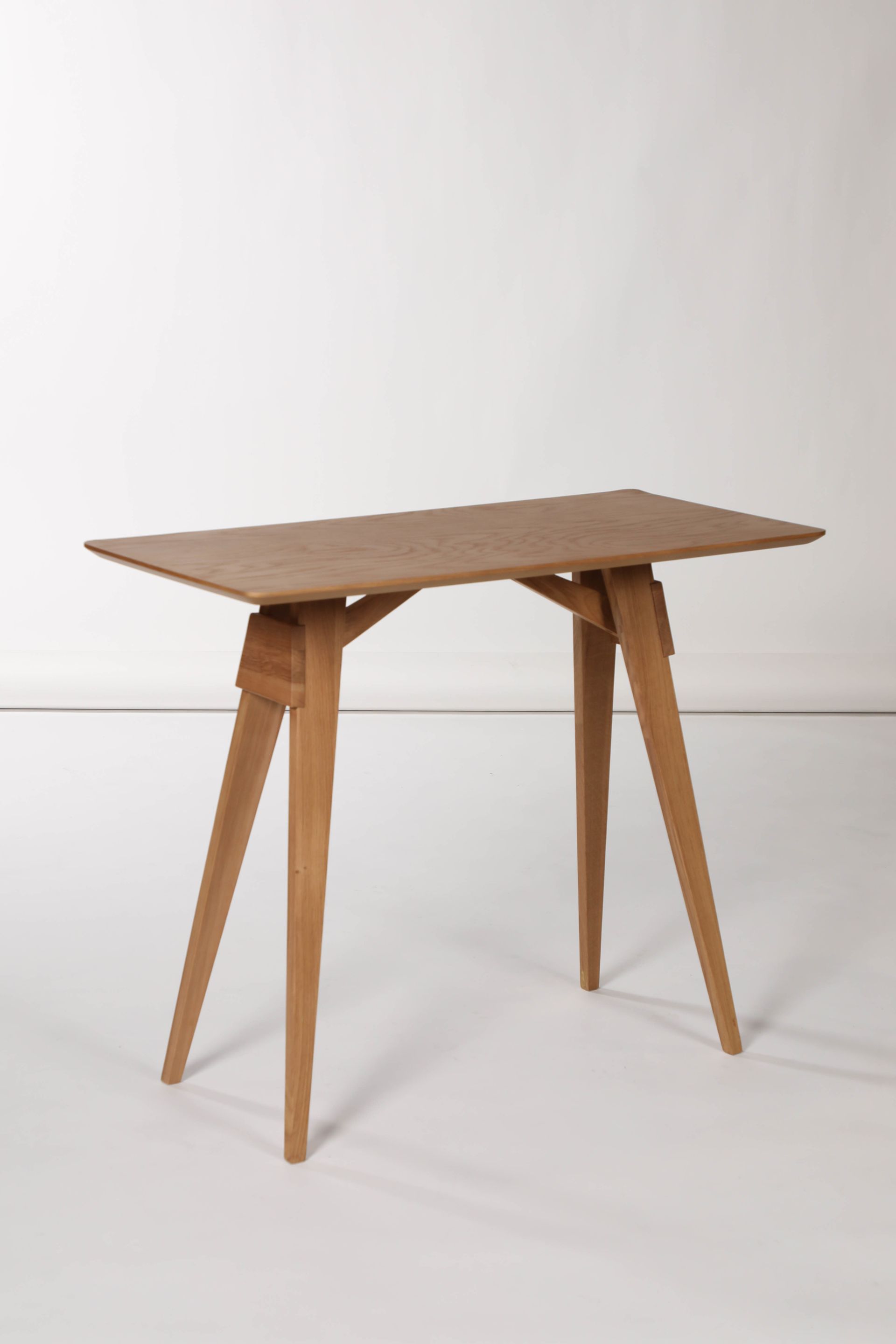 Arco side table, oak | Franckly