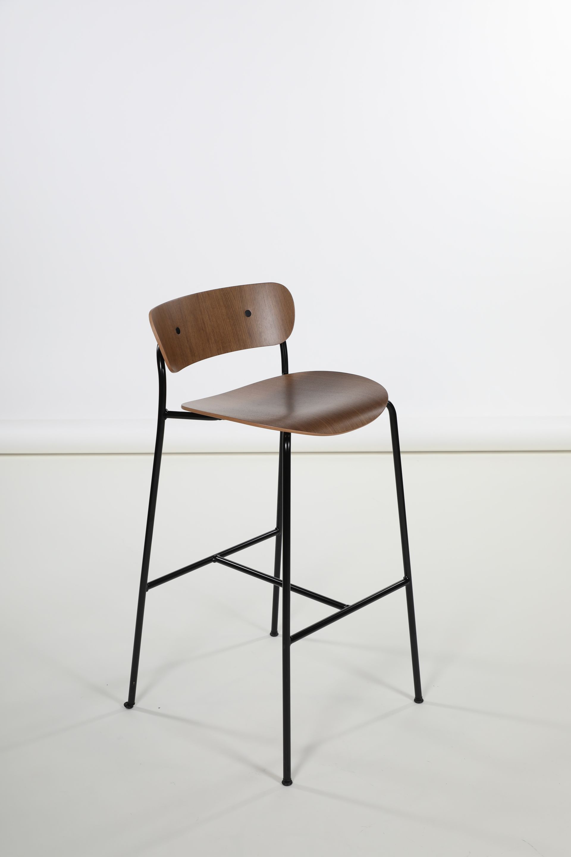 Pavilion AV9 bar stool, 75 cm, lacquered walnut | Franckly
