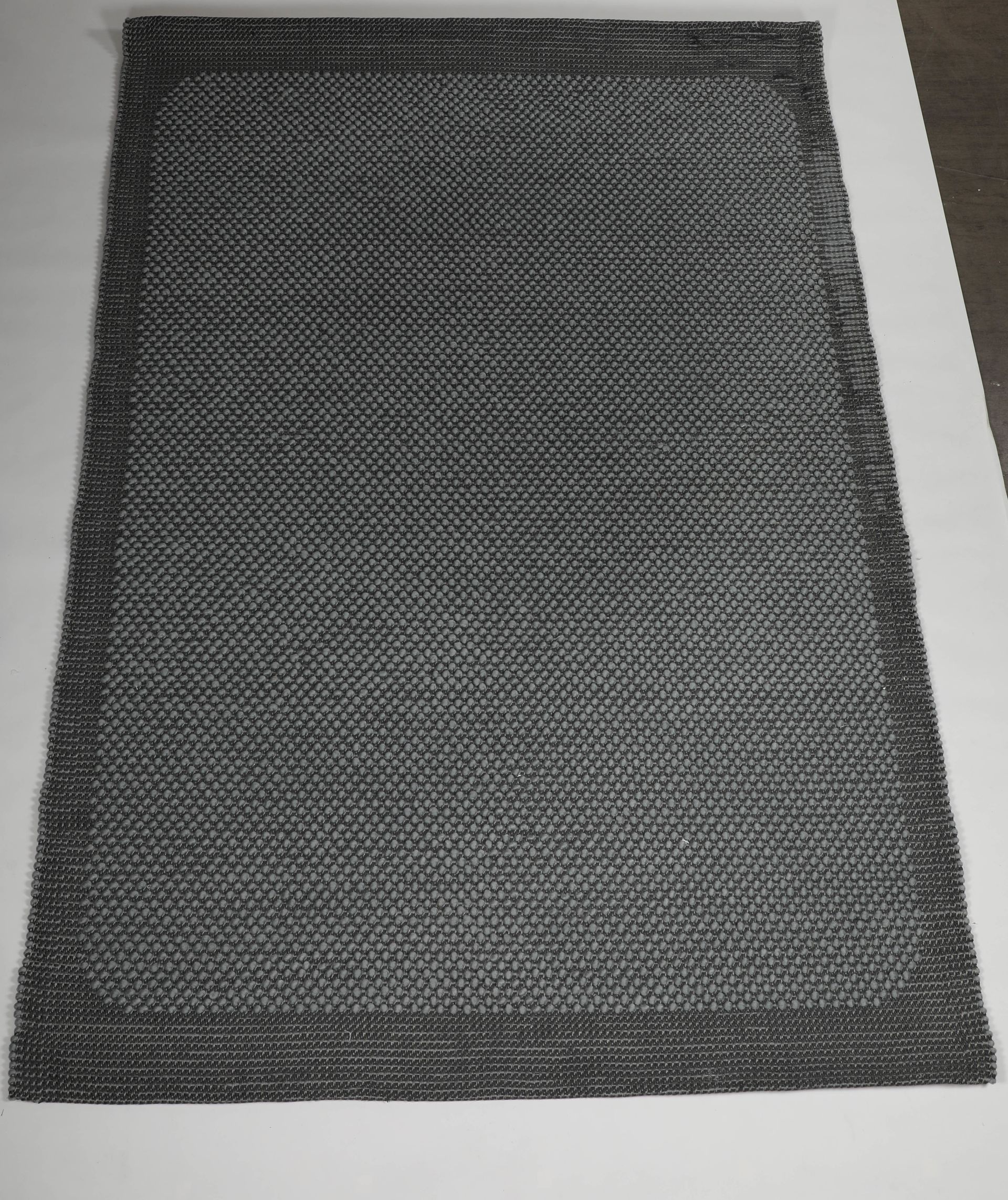Pebble rug, dark grey | Franckly