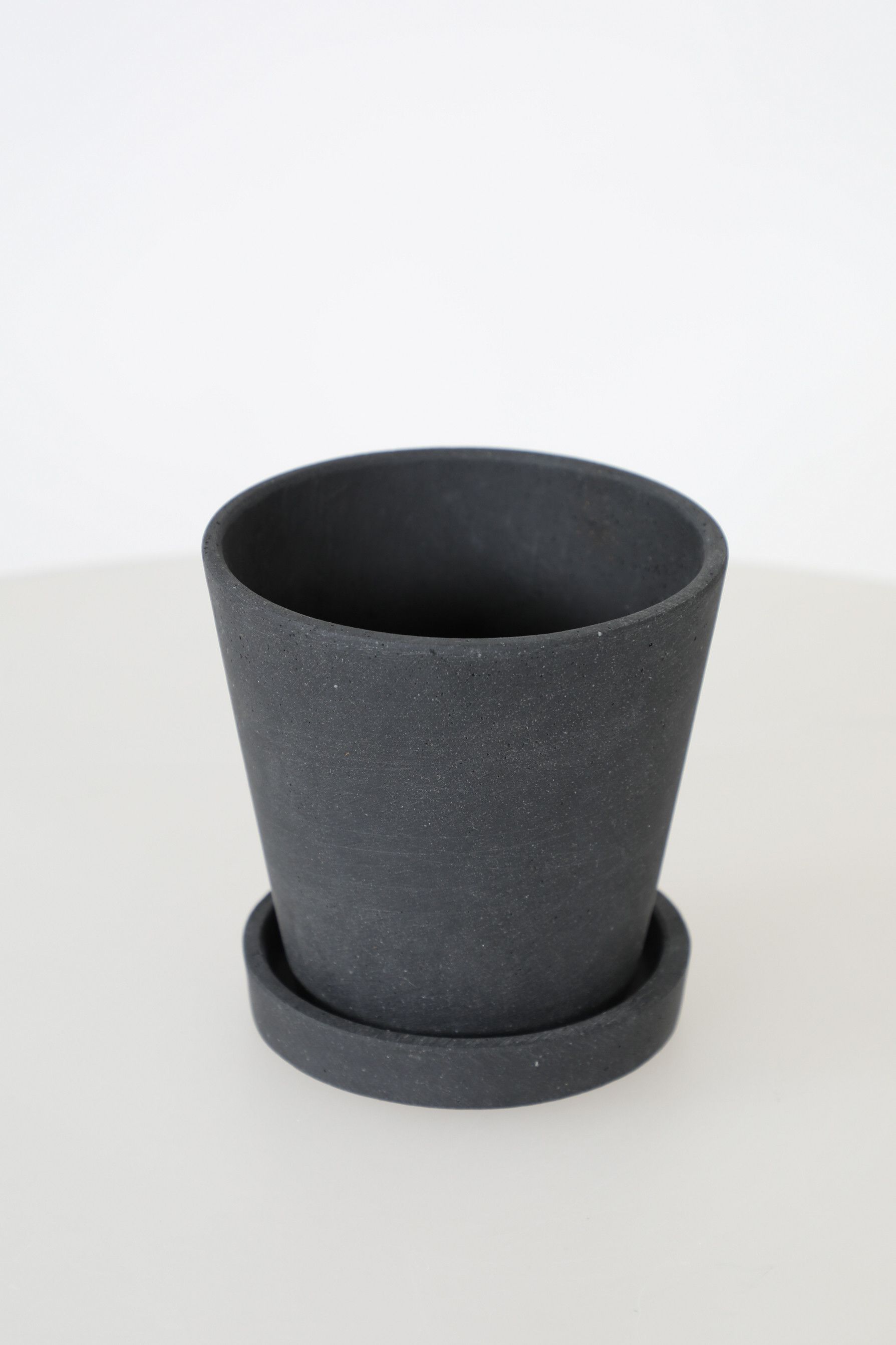 Flowerpot and saucer, M, black | Franckly