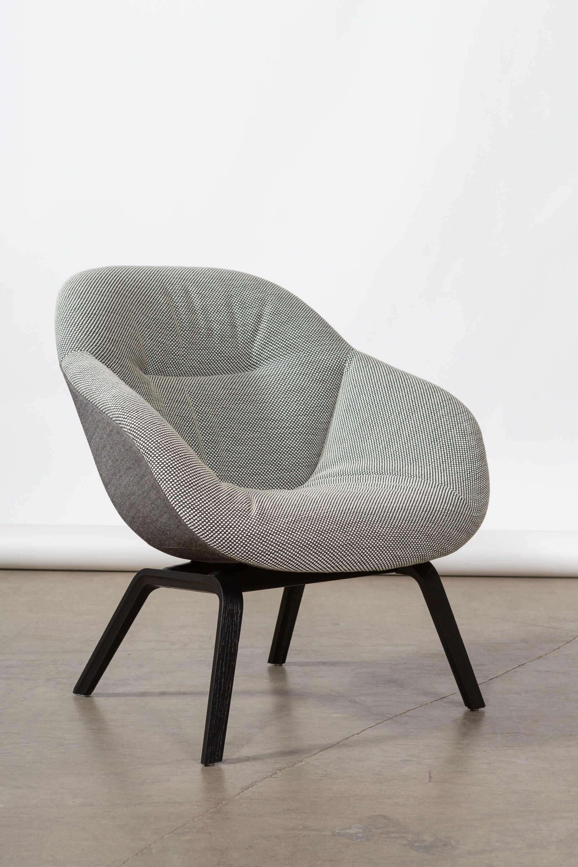 About A Lounge Chair AAL83 Soft Duo, black oak-Dot1682-Remix152 | Franckly