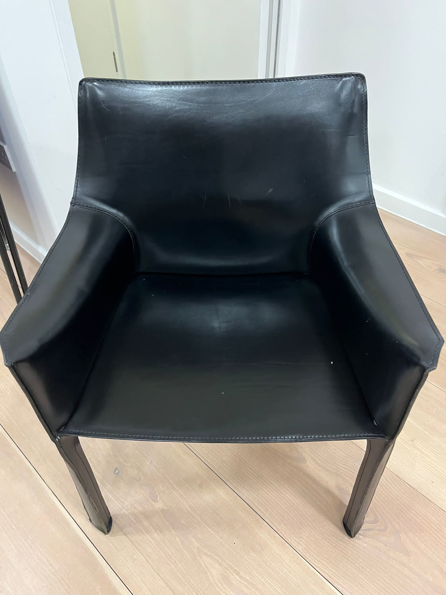 Cab 413 armchair, black | Franckly
