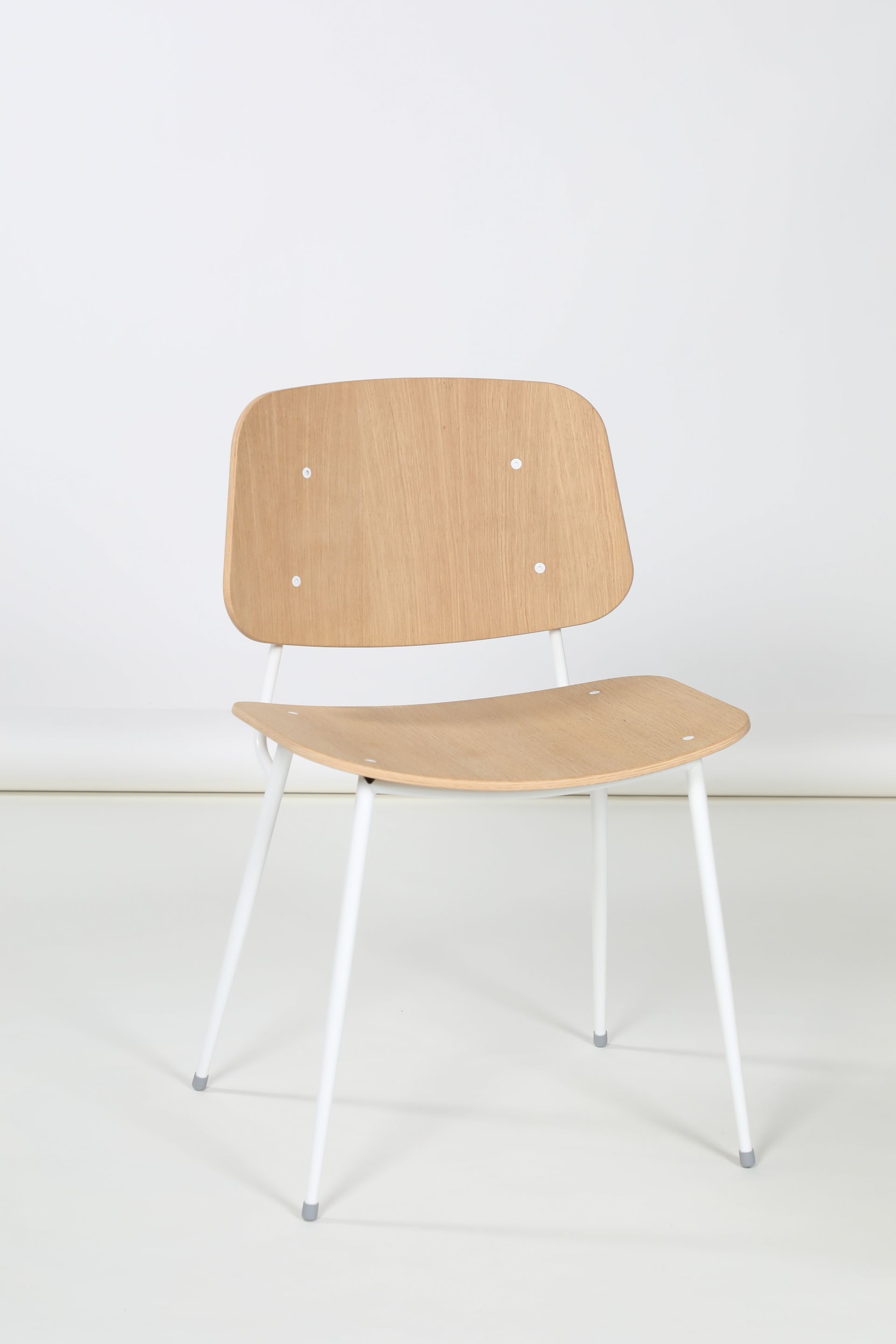 Søborg tuoli 3060, valkoinen teräsrunko, valkoöljytty tammi | Franckly