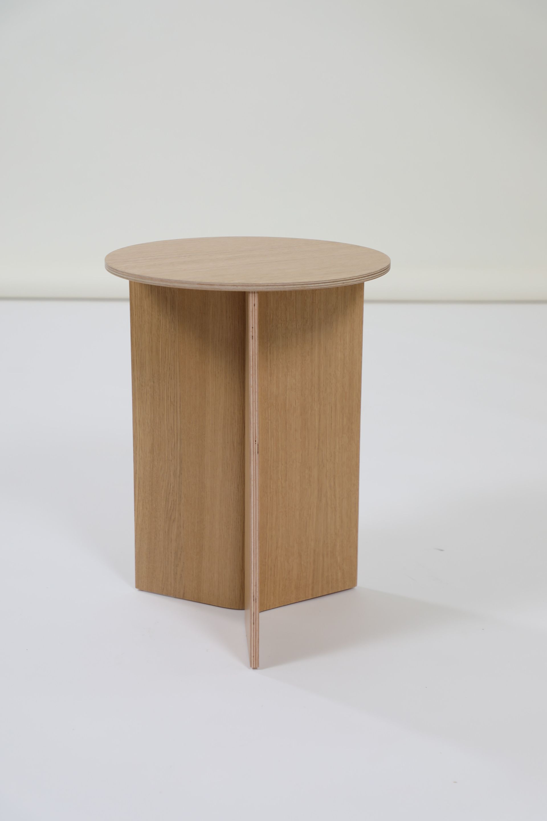 Slit Wood table, 35 cm, high, lacquered oak | Franckly