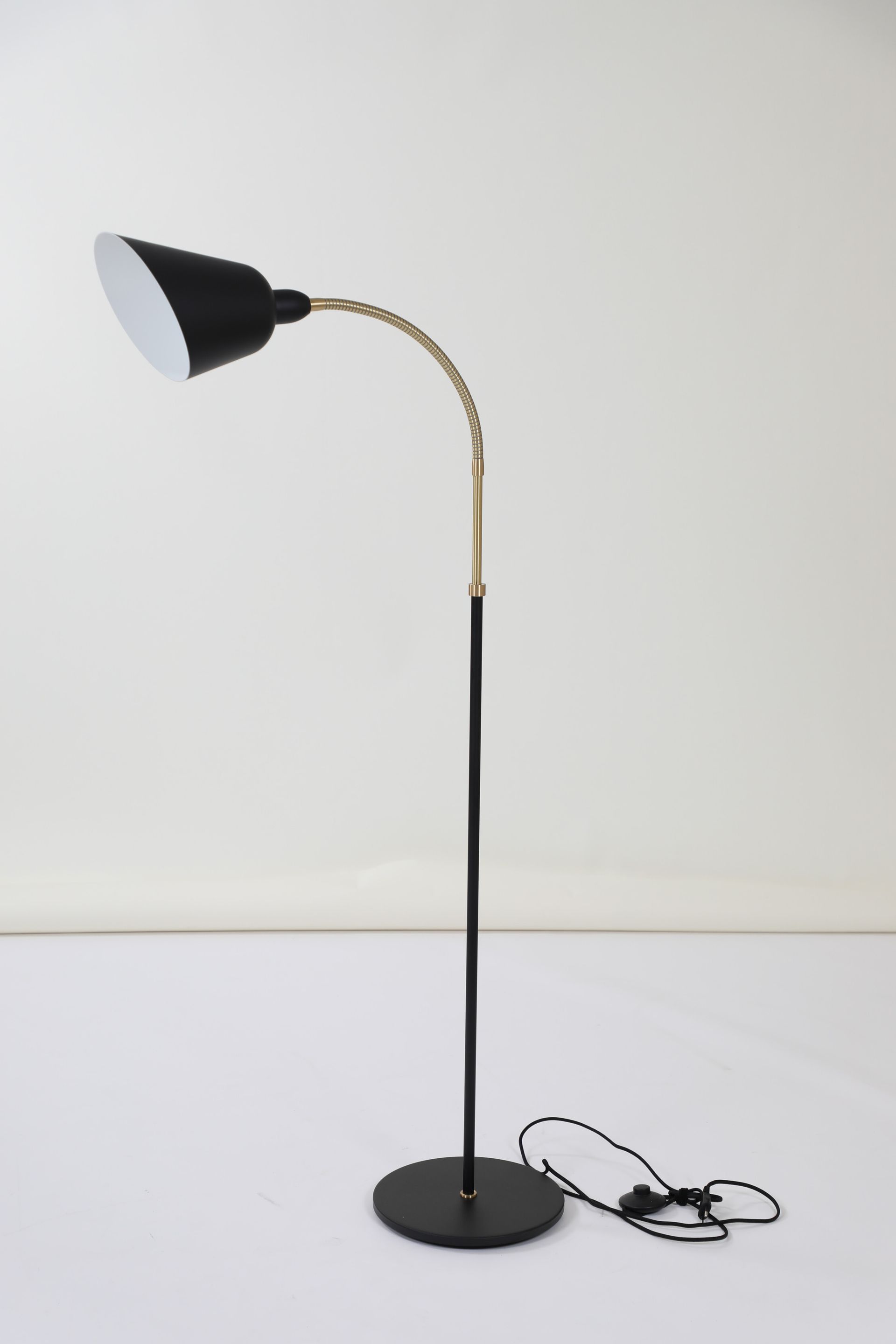 Bellevue AJ7 floor lamp, black - brass | Franckly