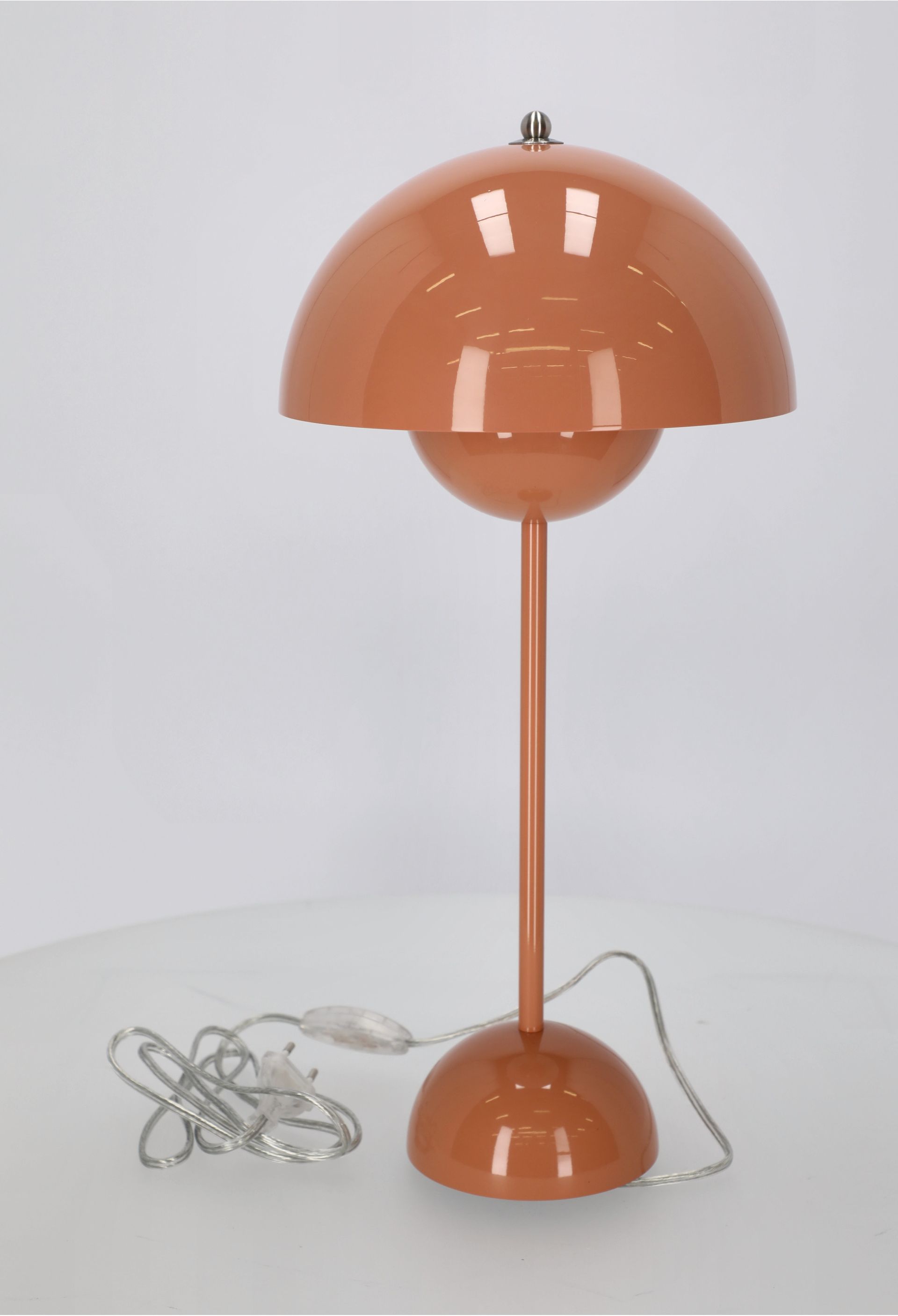 Flowerpot VP3 table lamp, beige red | Franckly