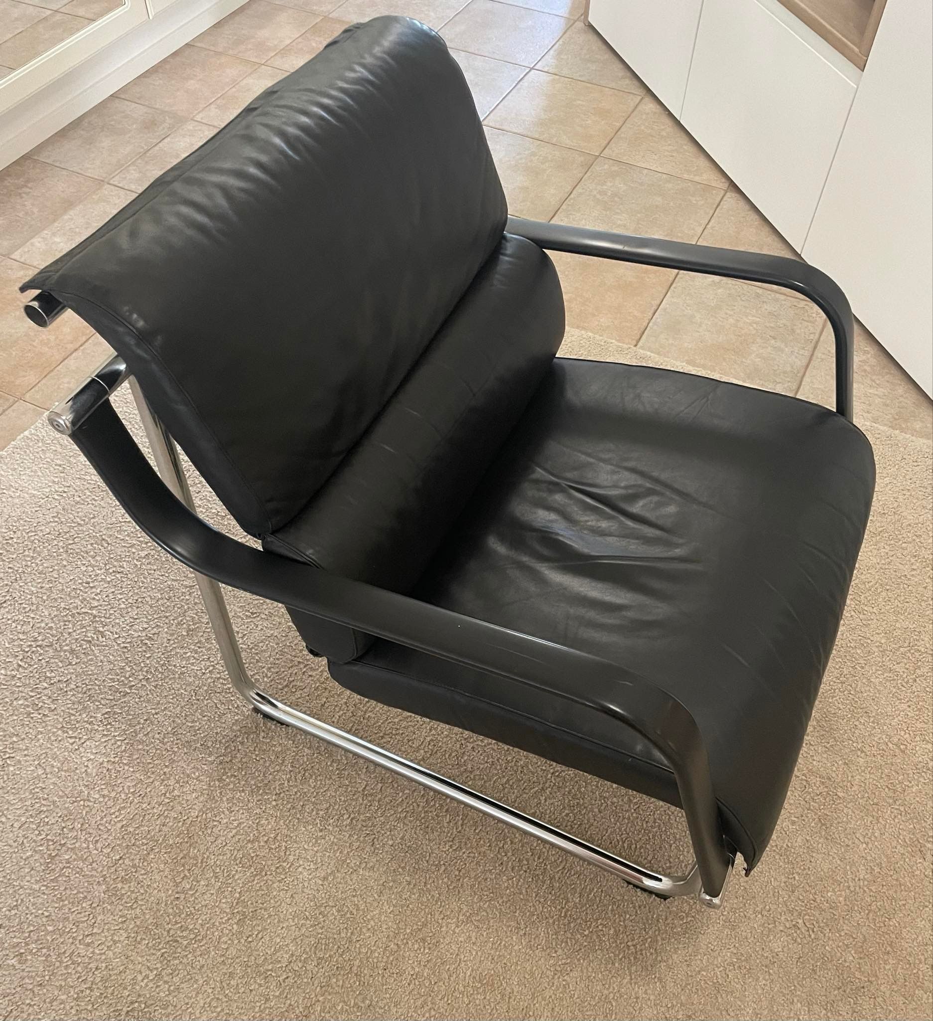 Remmi 817M-1K lounge chair, black leather | Franckly