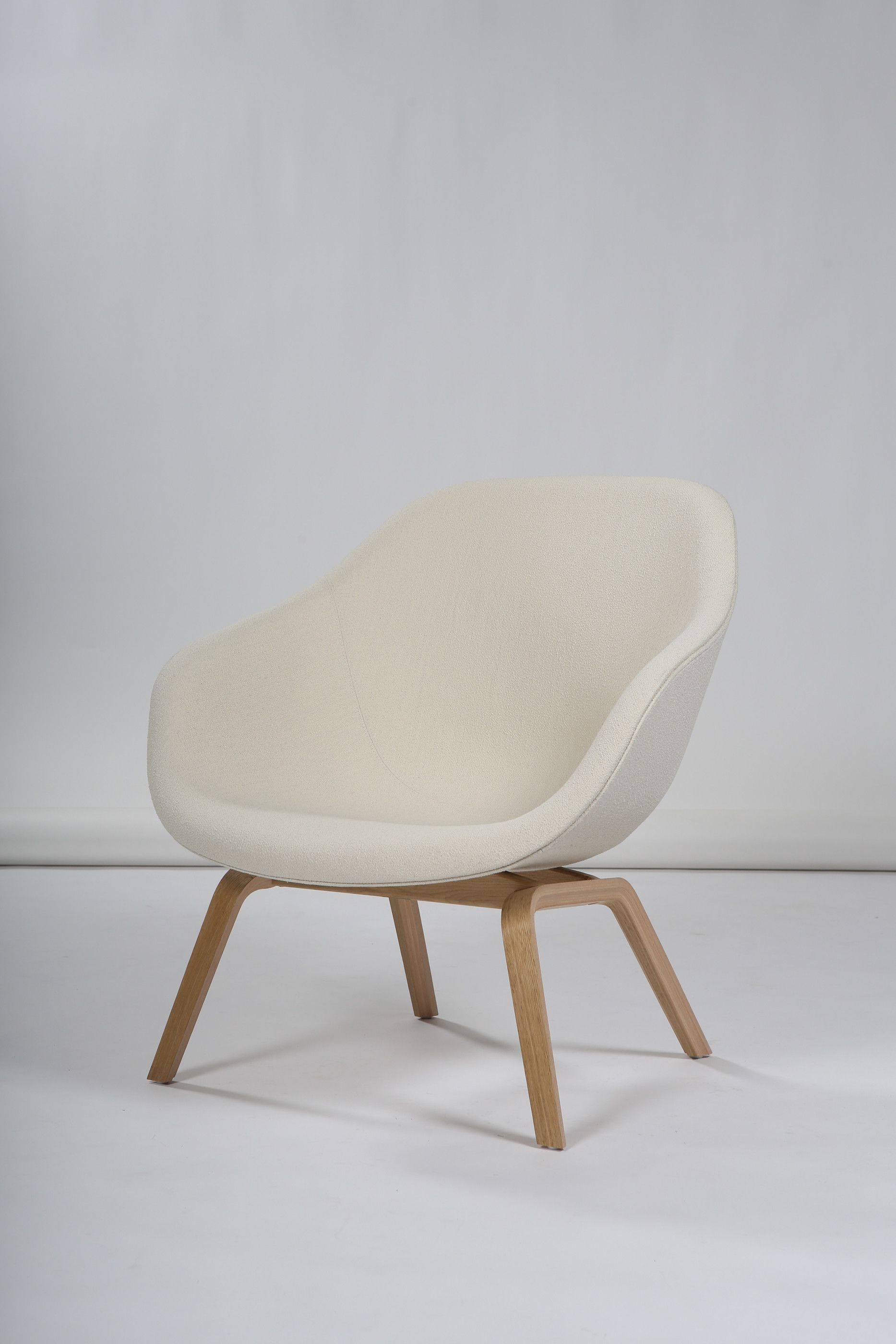 About A Lounge Chair AAL83, soaped oak - white | Franckly
