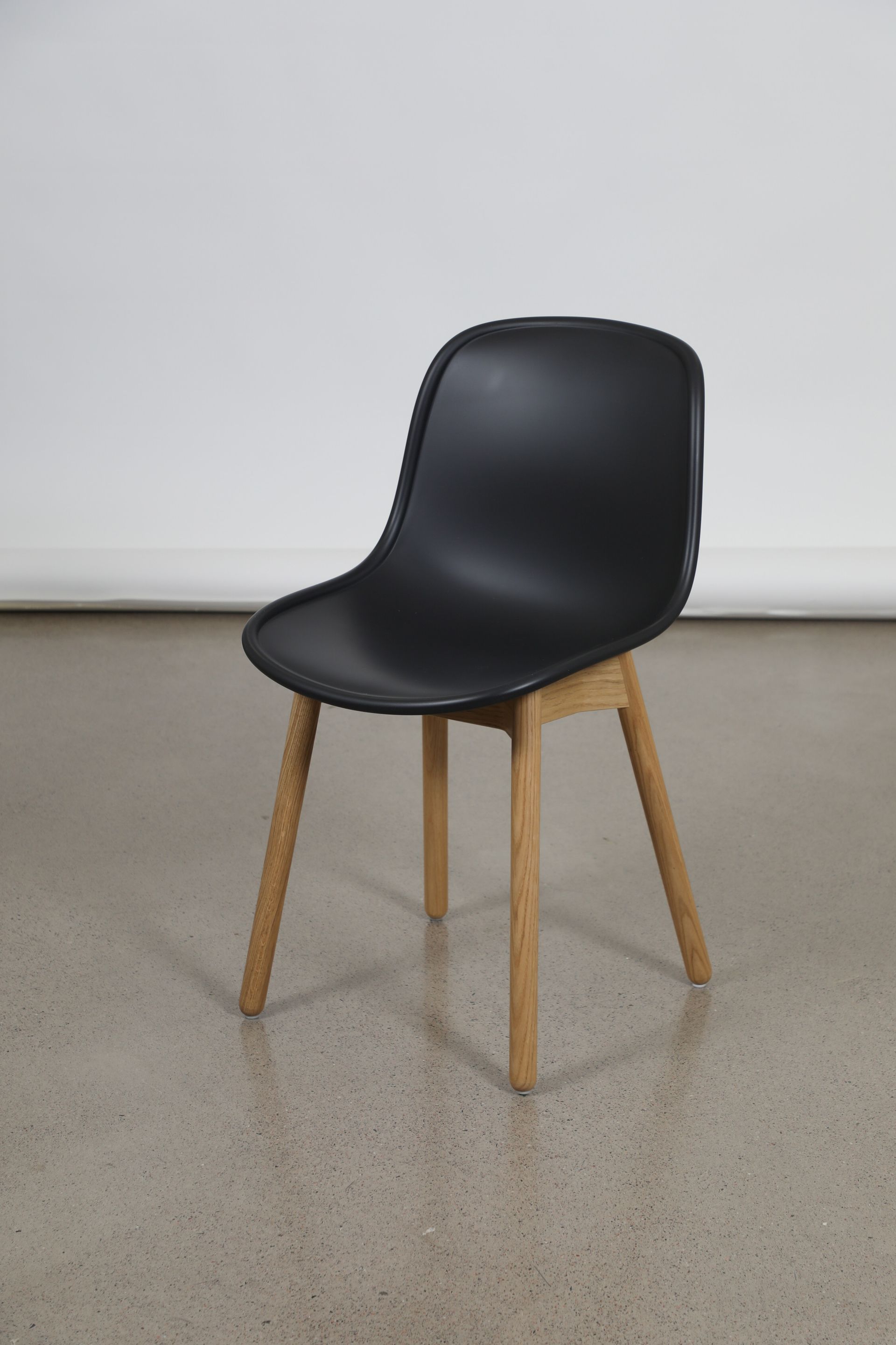 Neu 13 chair, soft black - oak | Franckly