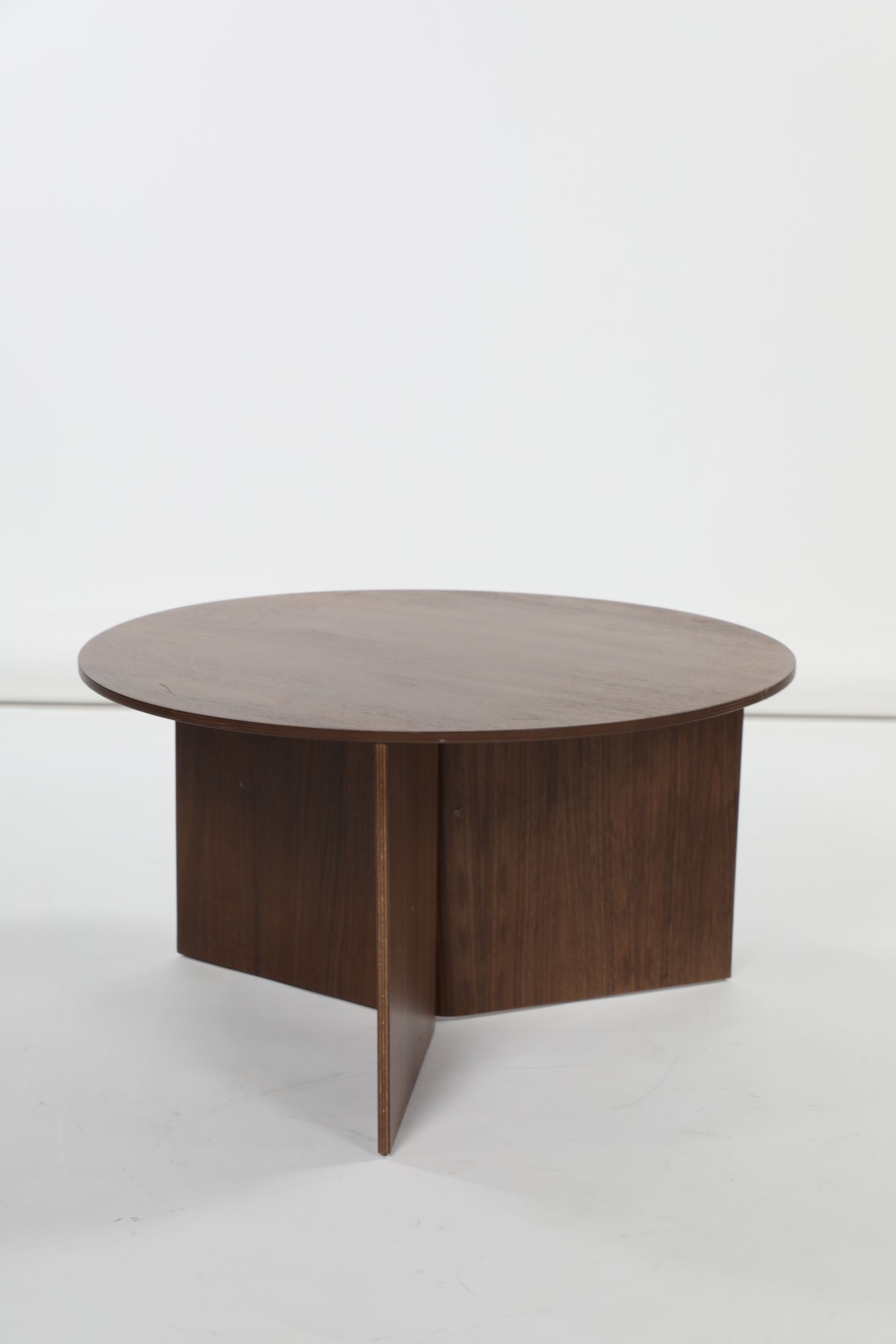 Slit Wood table, 65 cm, lacquered walnut | Franckly