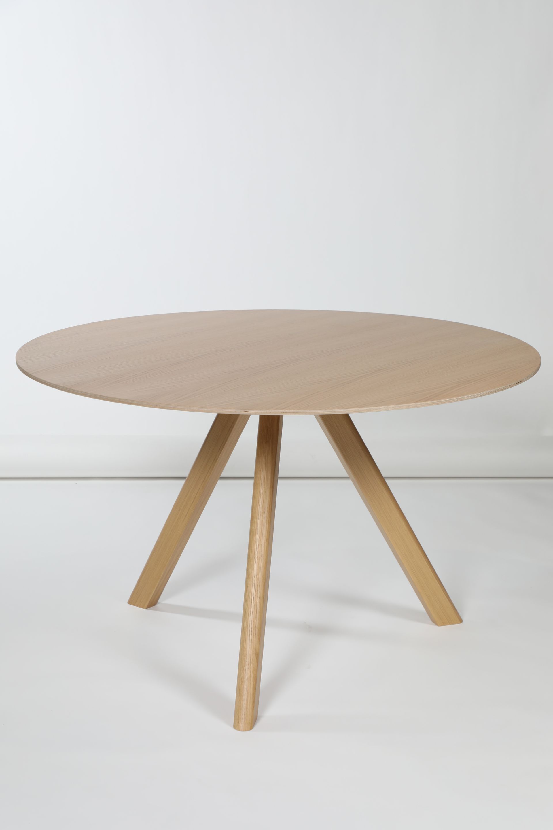 CPH20 round table, 120 cm, lacquered oak | Franckly