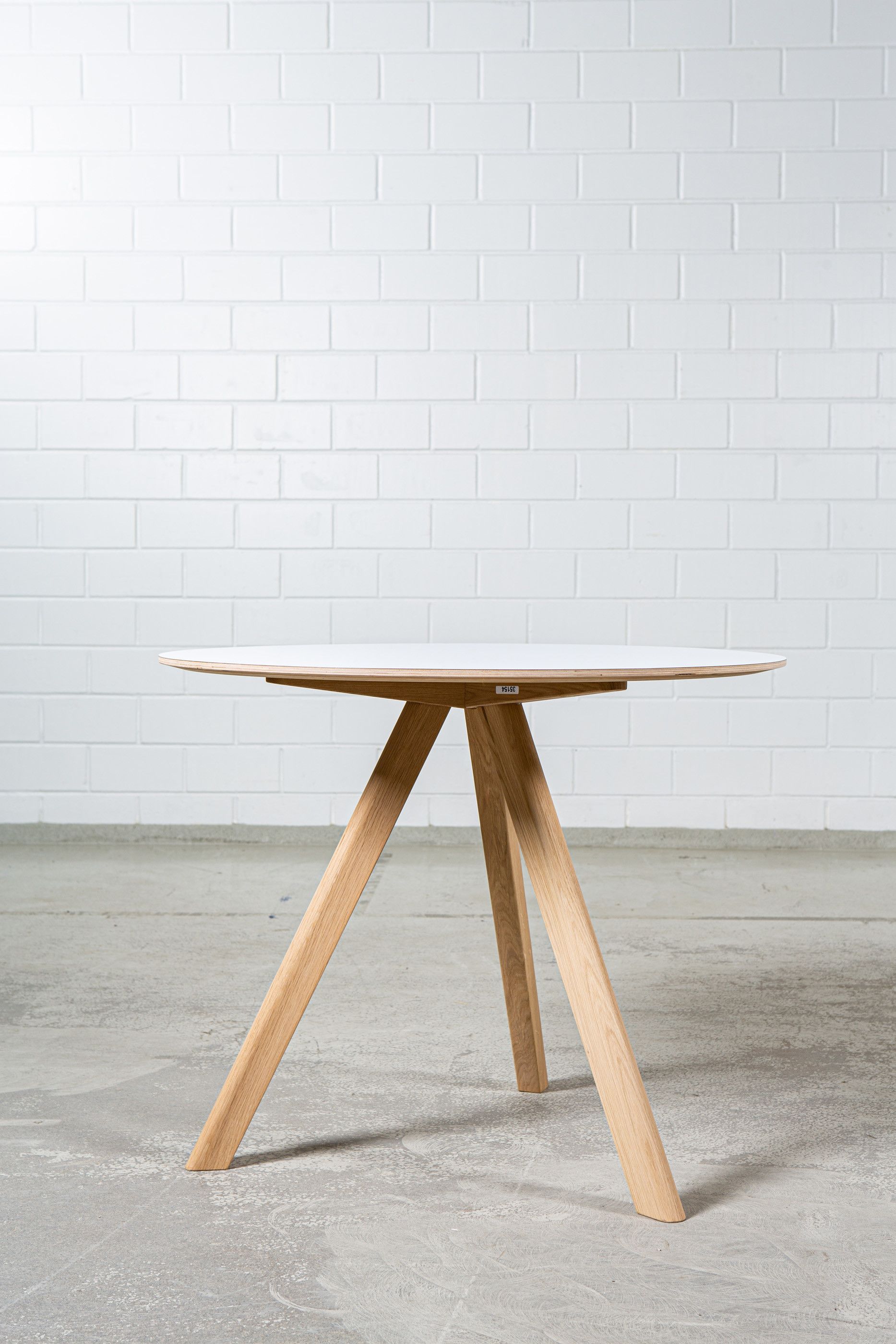 CPH20 round table 90 cm, matt lacquered oak - white laminate, PU ...
