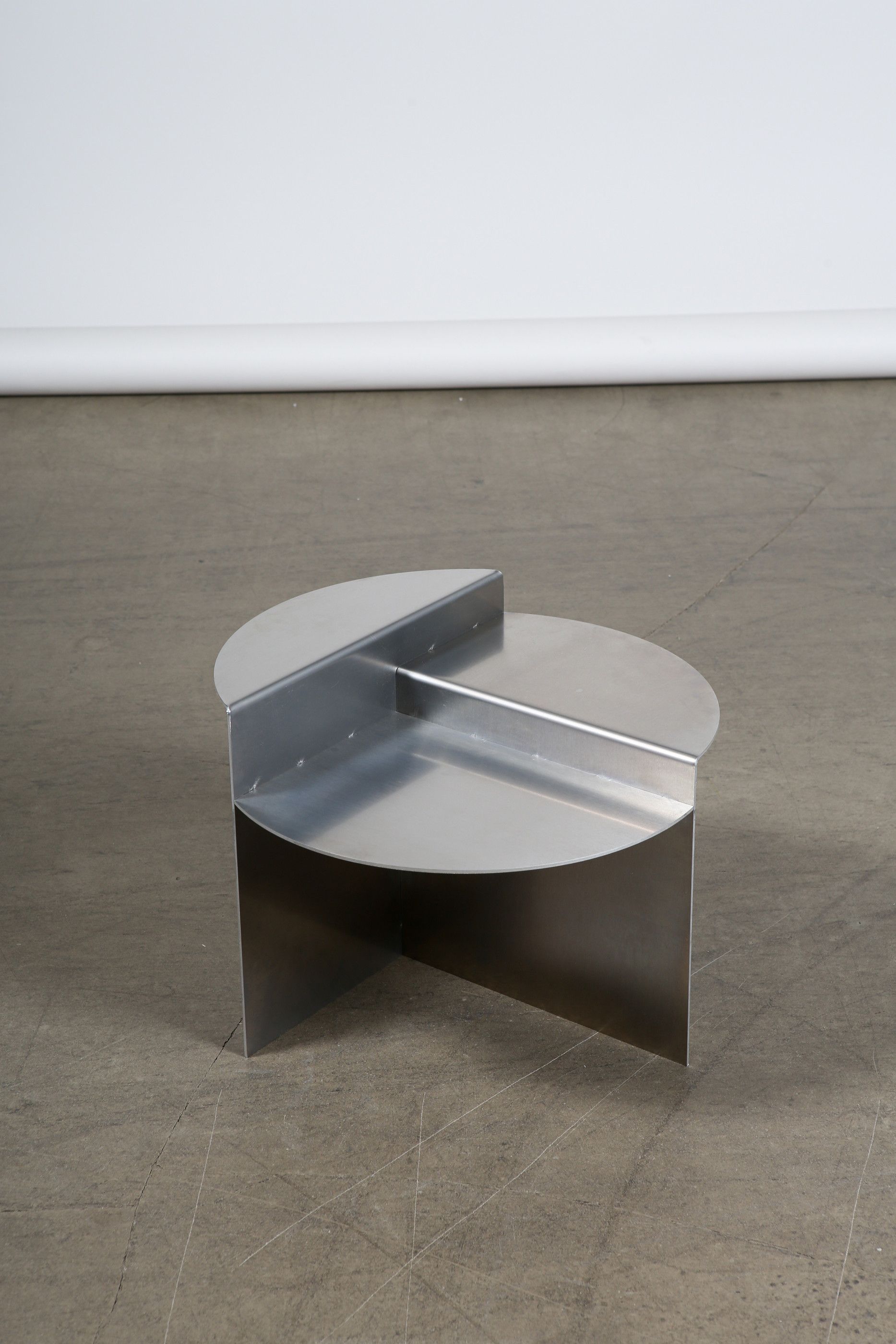 Rivet side table, aluminium | Franckly
