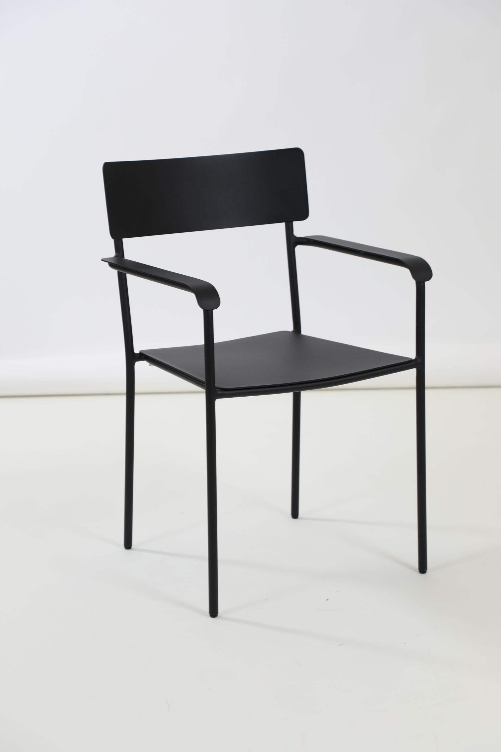 August chair with armrests, narrow, black | Franckly