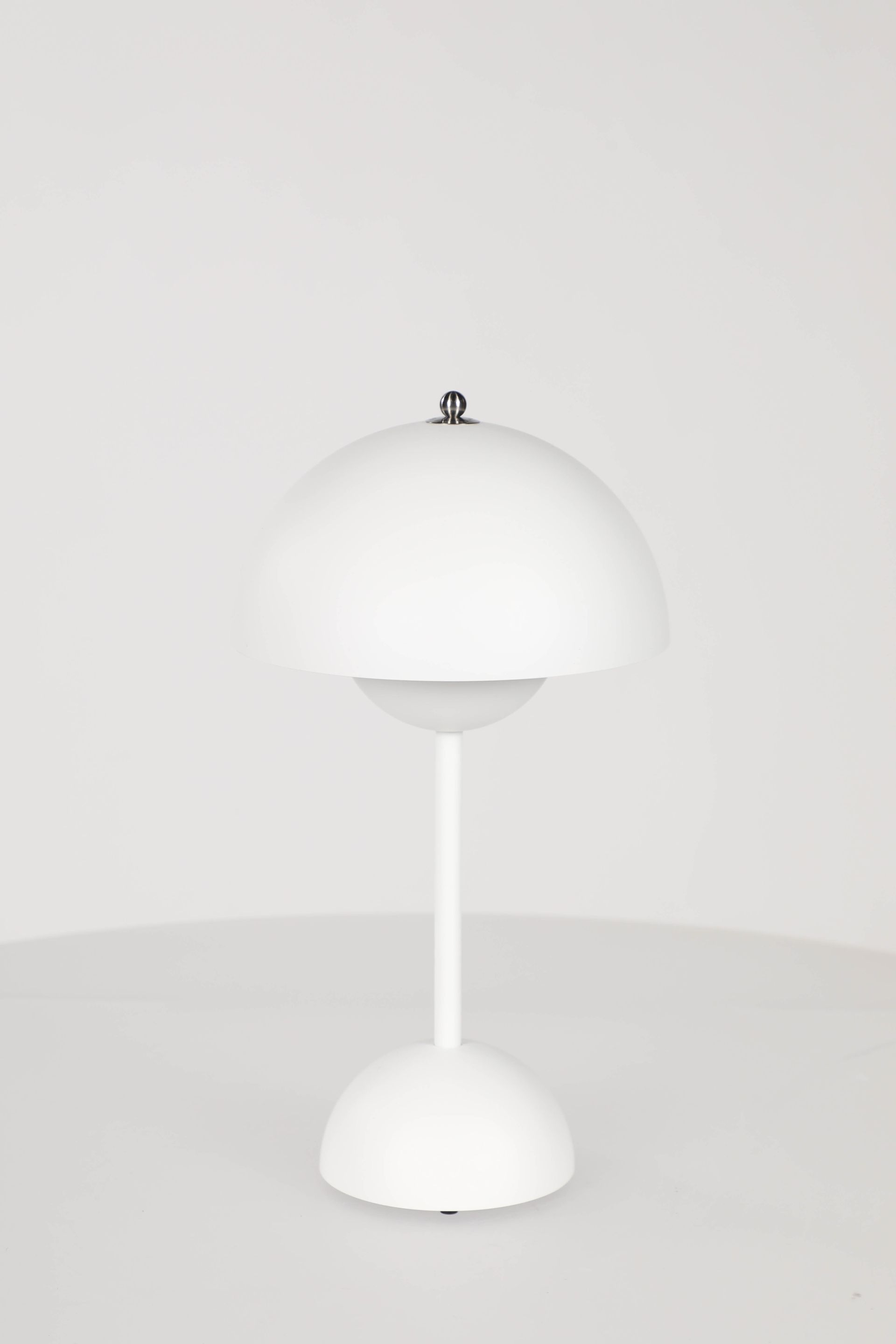 Flowerpot VP9 portable table lamp, matt white, USB | Franckly