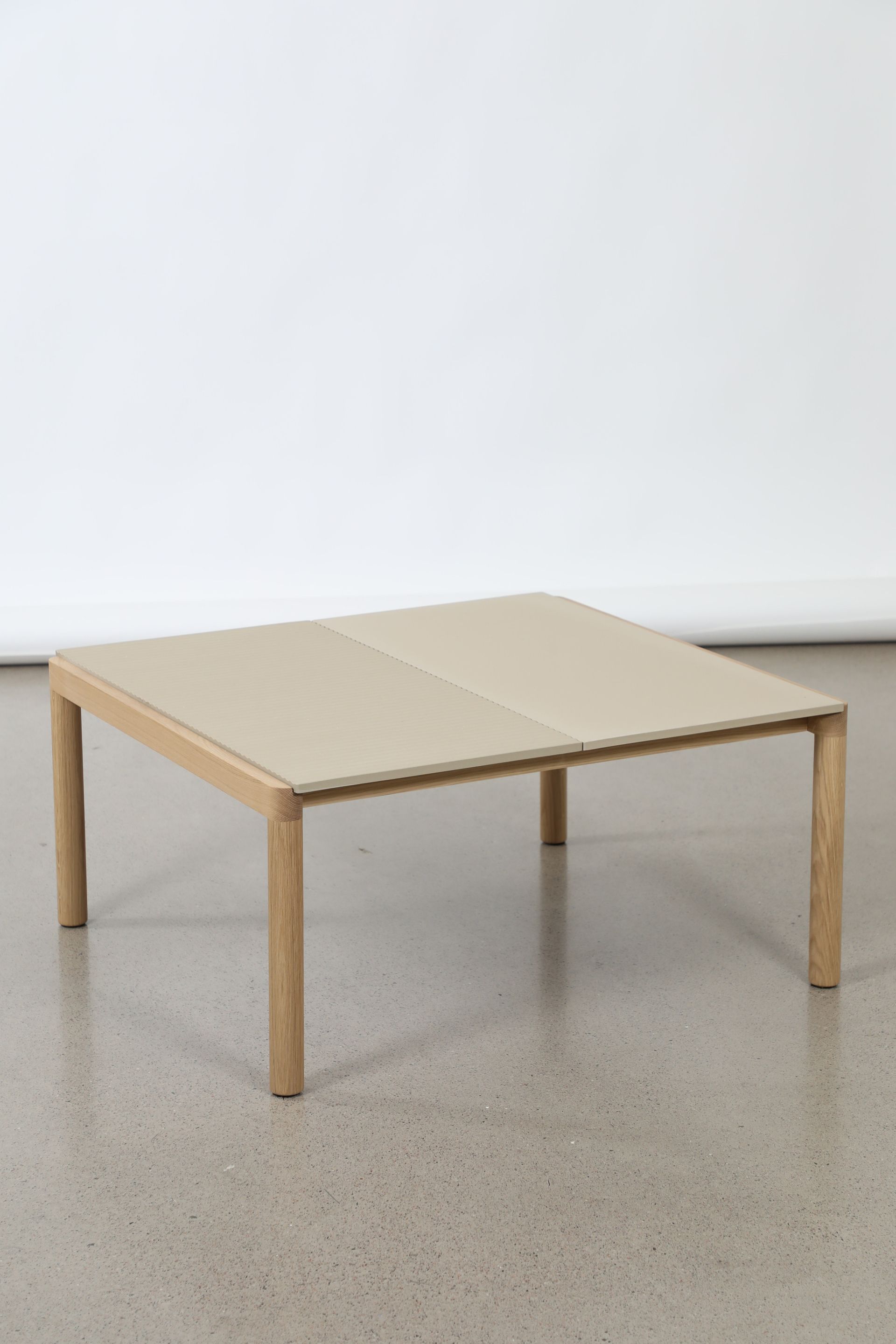 Couple coffee table, 80 x 84 cm, plain/wavy, sand - oak | Franckly
