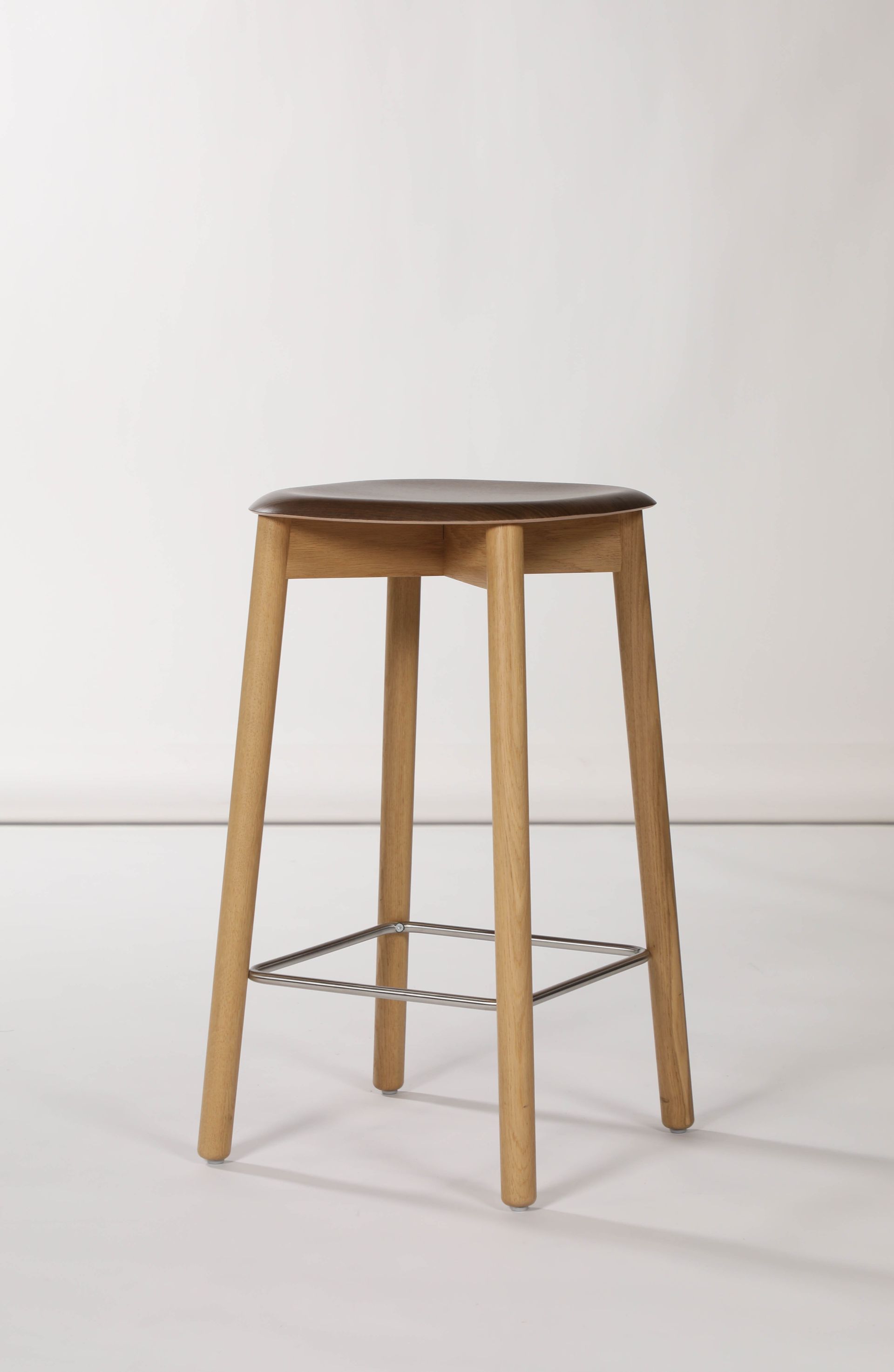 Soft Edge 82 bar stool, 65 cm, smoked oak | Franckly