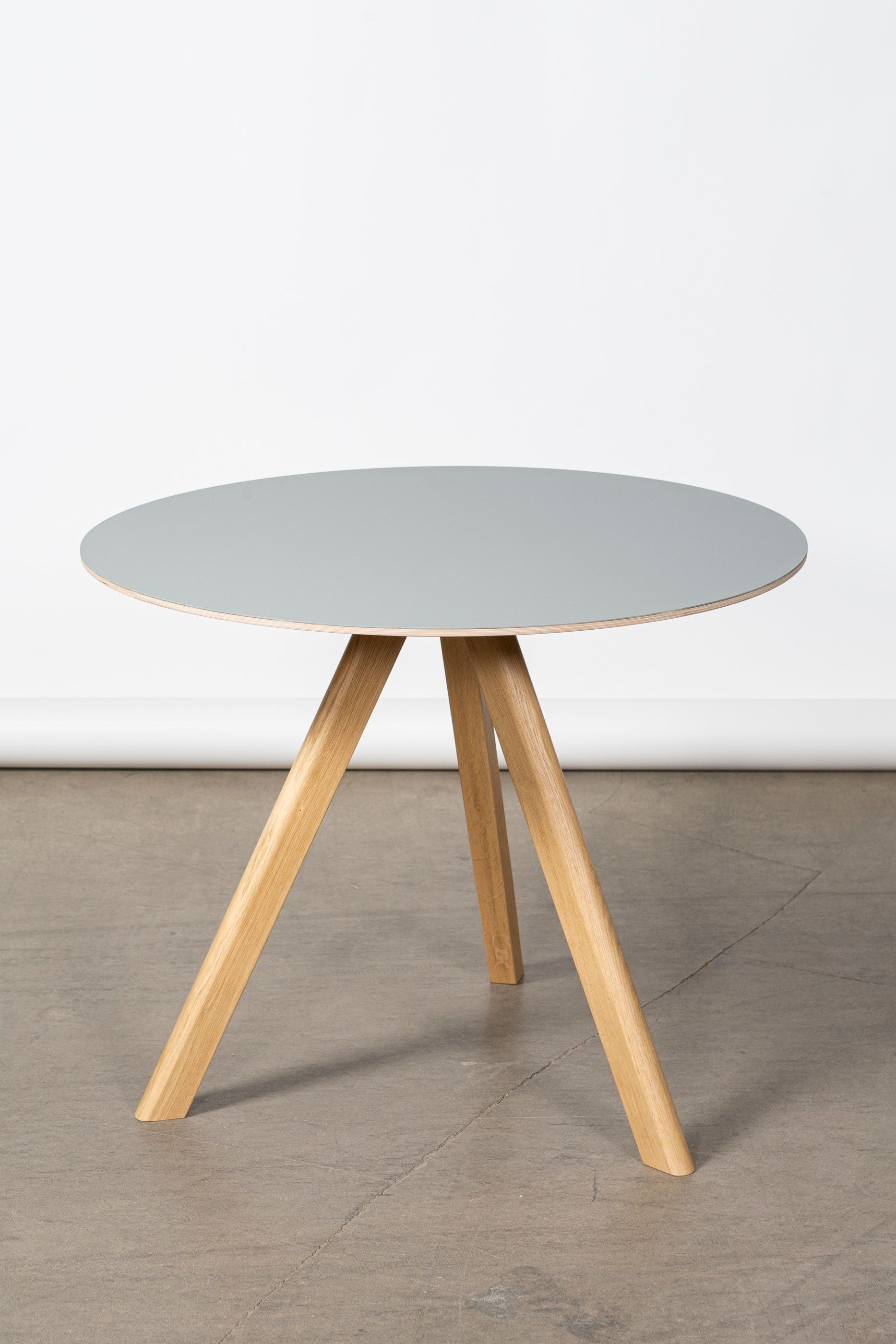 CPH20 round table 90 cm, lacquered oak - grey lino | Franckly