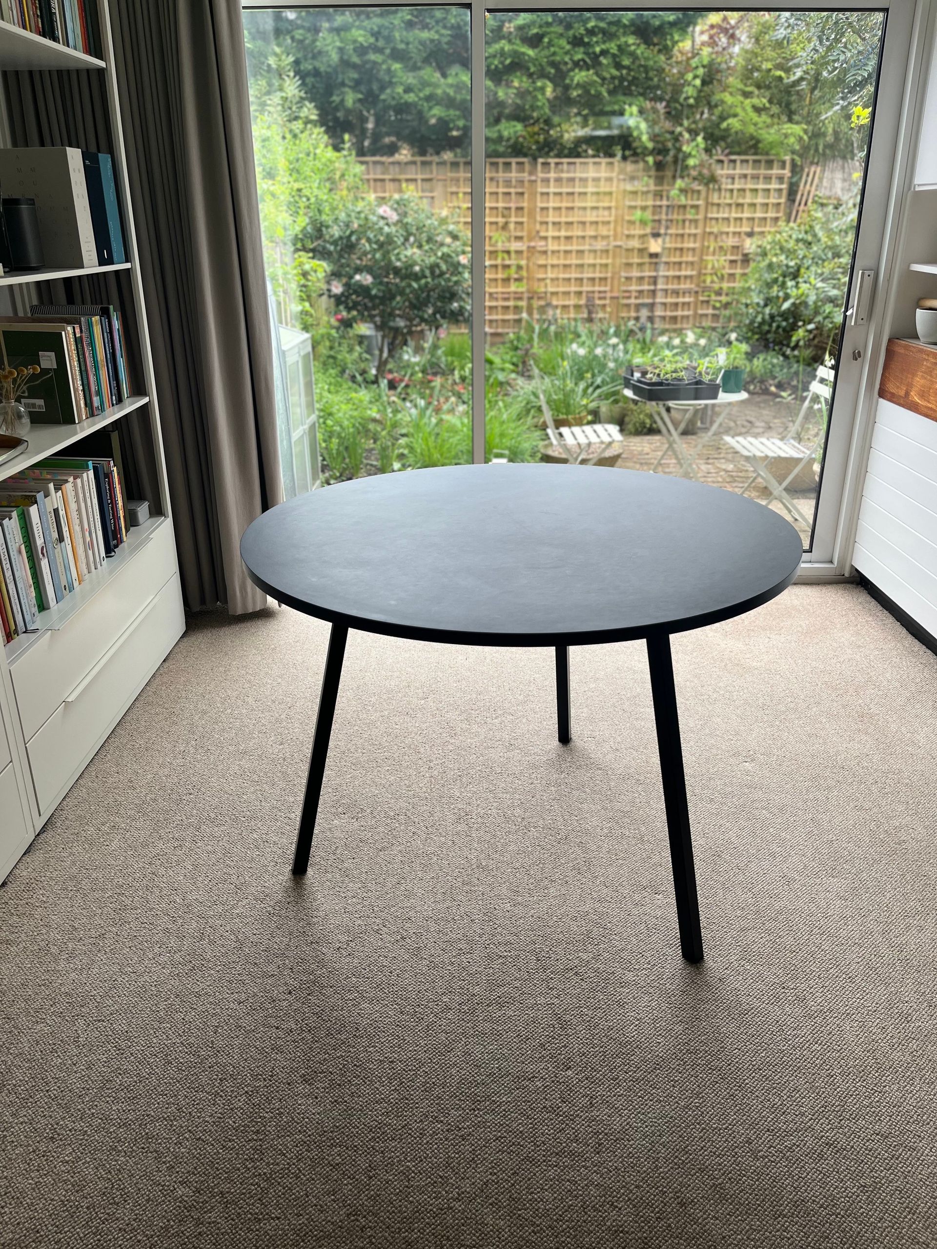 Loop Stand round table 105 cm black Franckly