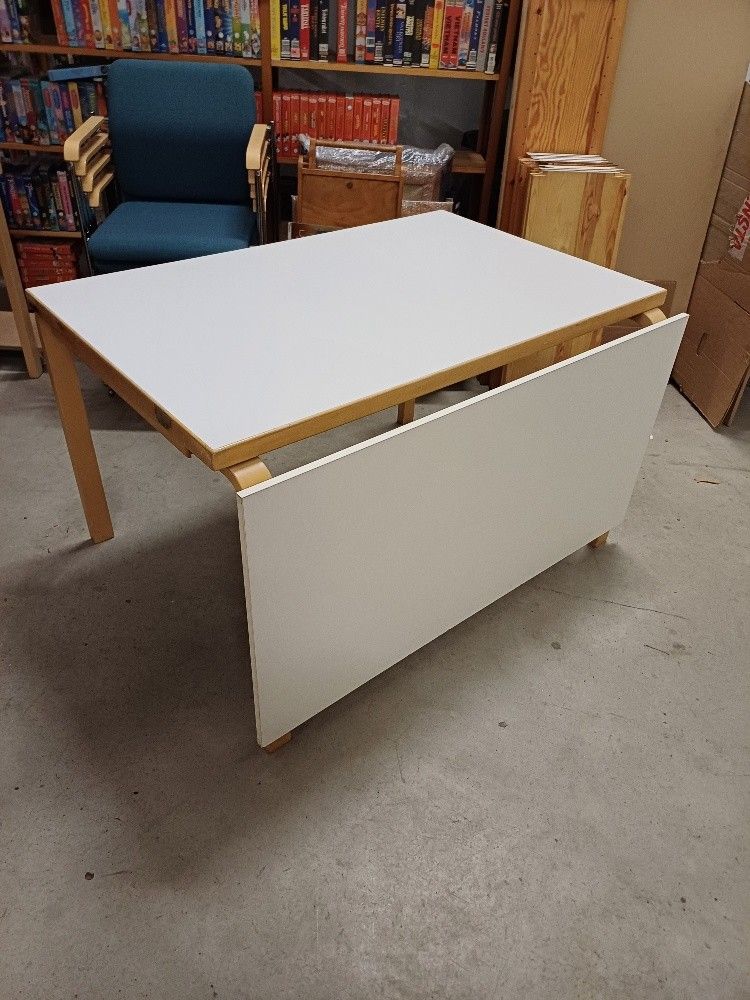 Artek 81B "teacher's desk" with front panel, white | Franckly