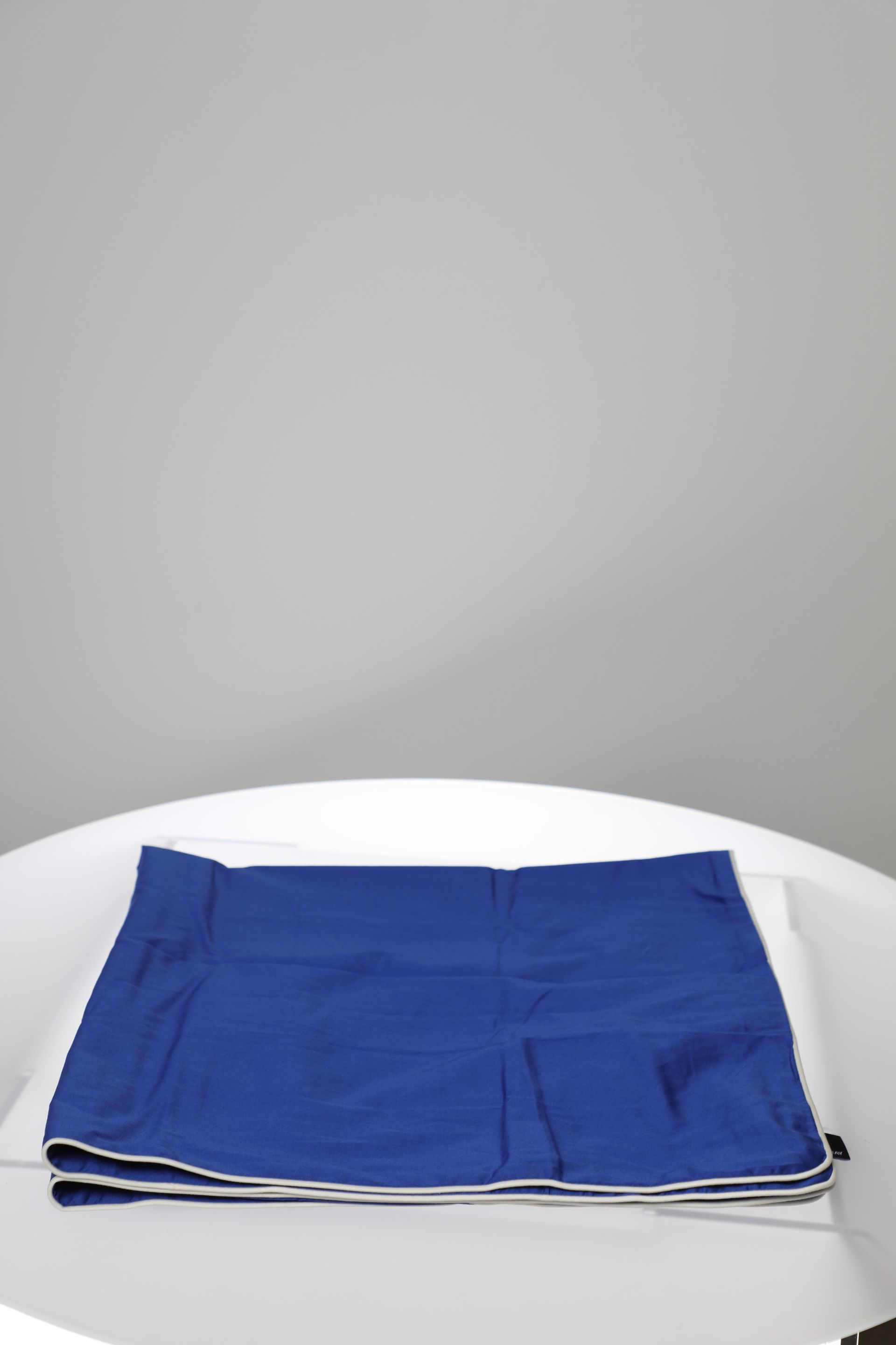 Outline pillowcase, vivid blue, 80 x 80 cm | Franckly