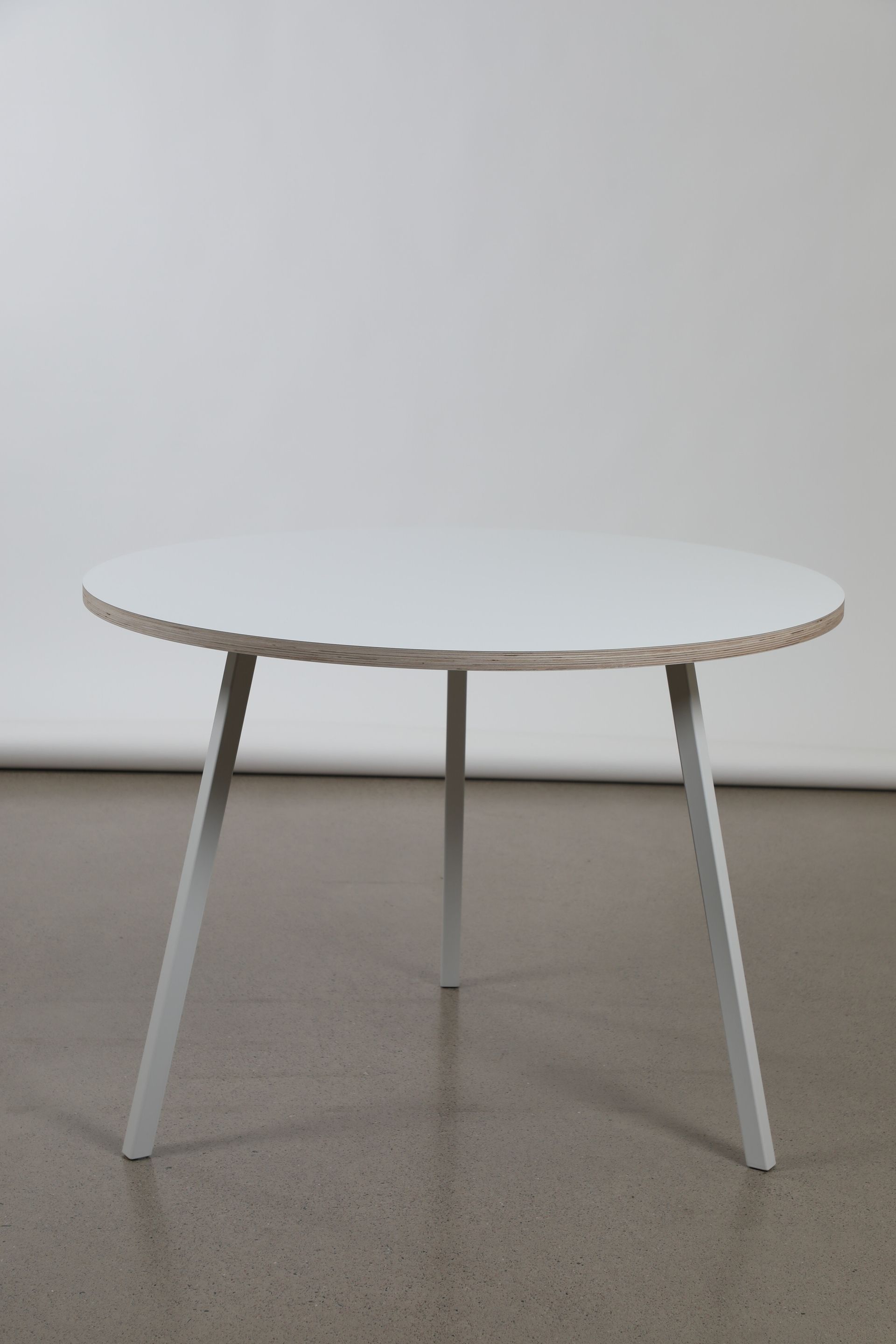 Loop Stand round table 105 cm, white | Franckly
