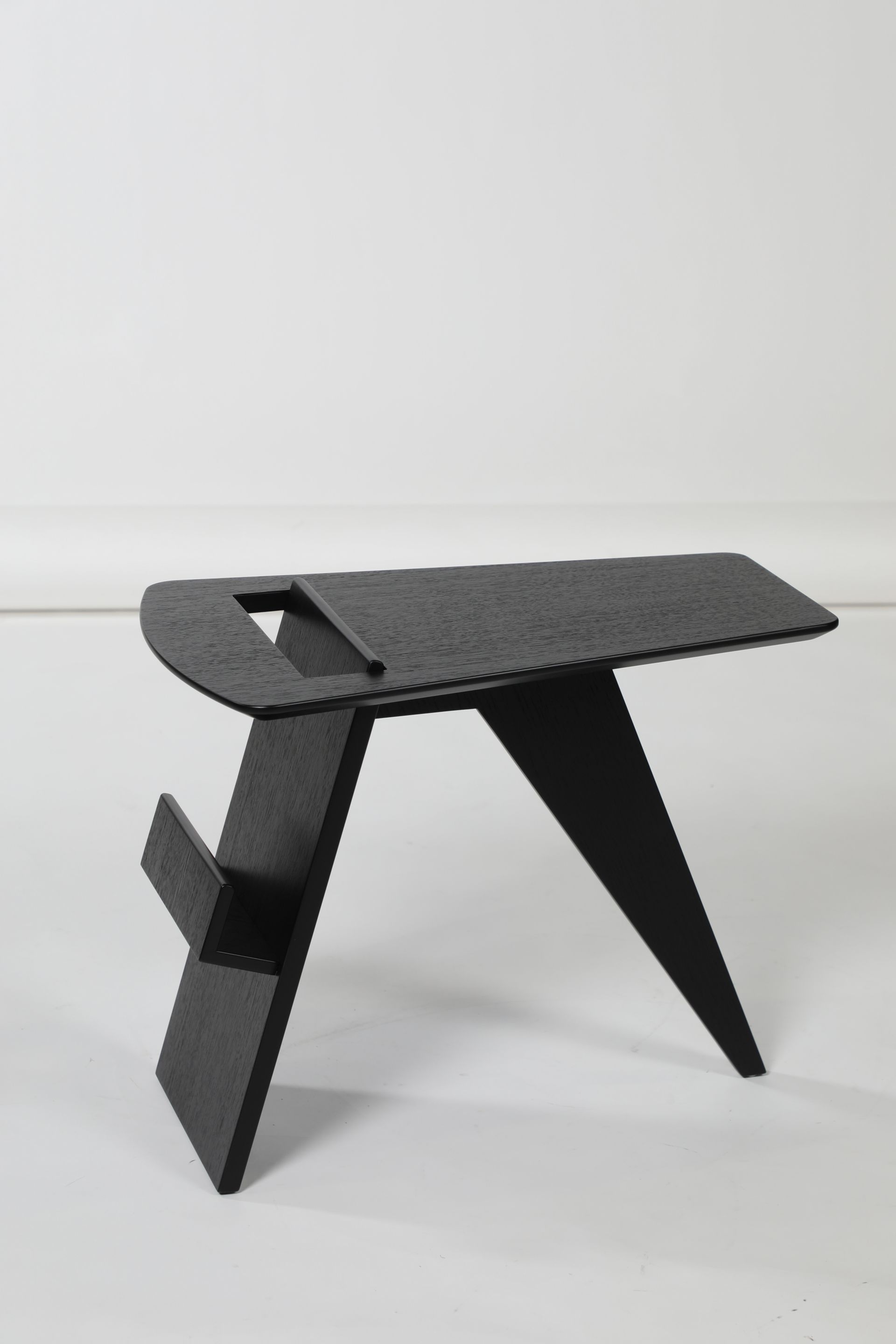 Magazine table, black | Franckly