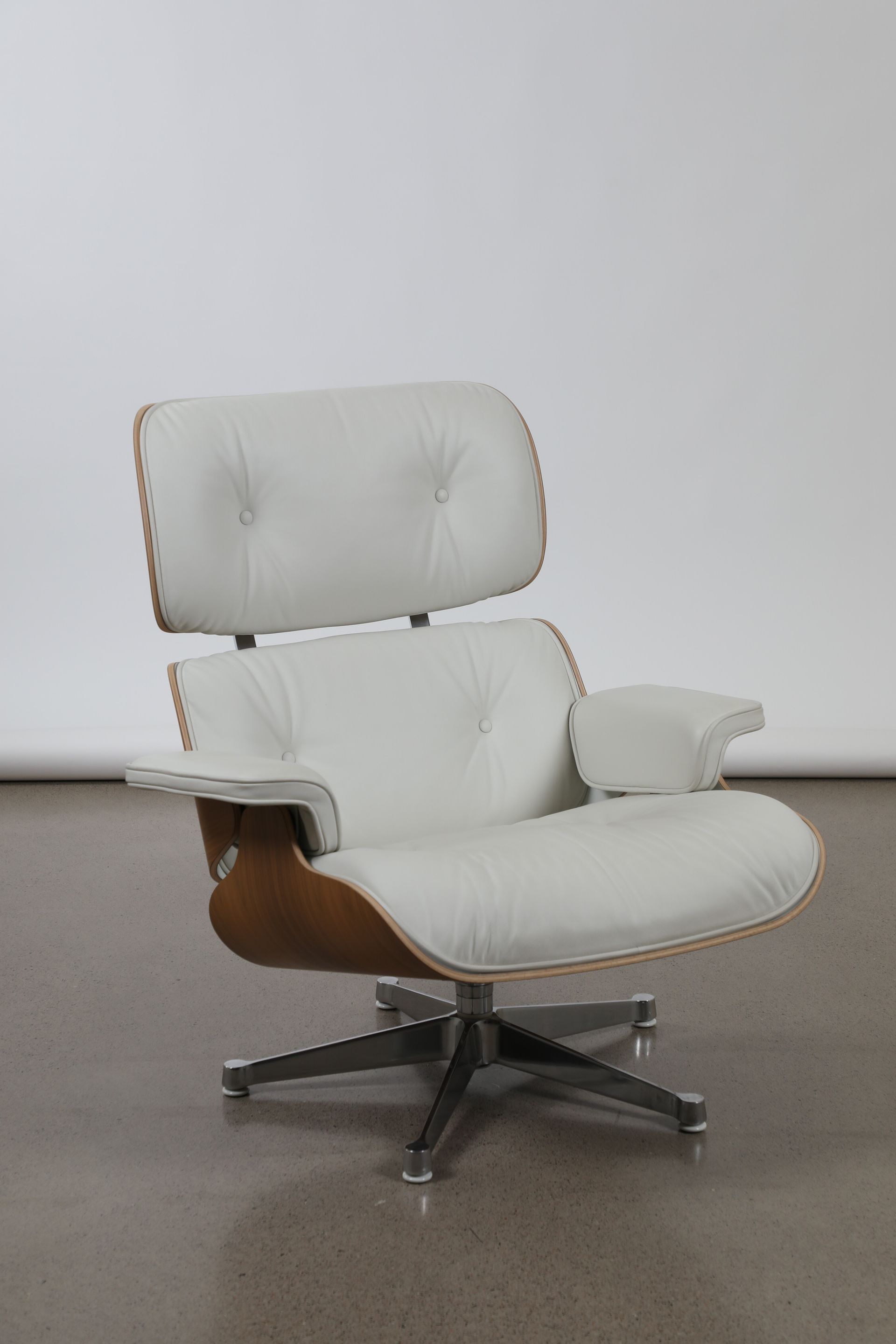 Eames Lounge Chair, 89 cm new size, white walnut - white leather | Franckly