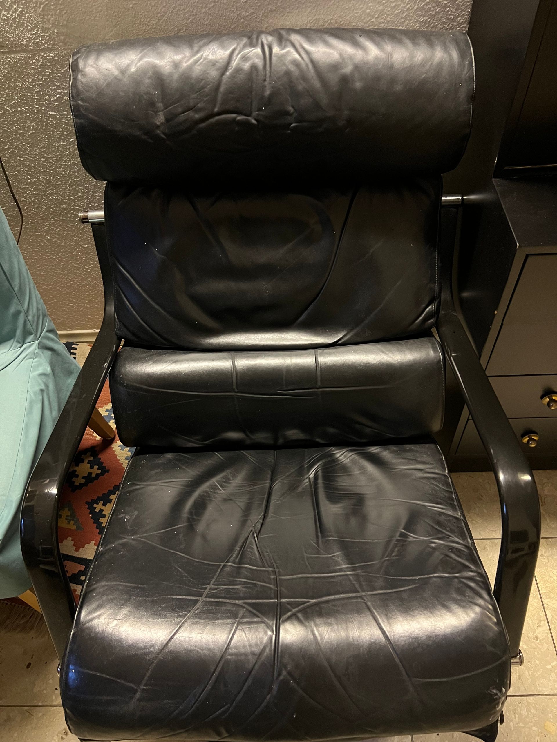 Remmi 817H-1K lounge chair, black leather | Franckly