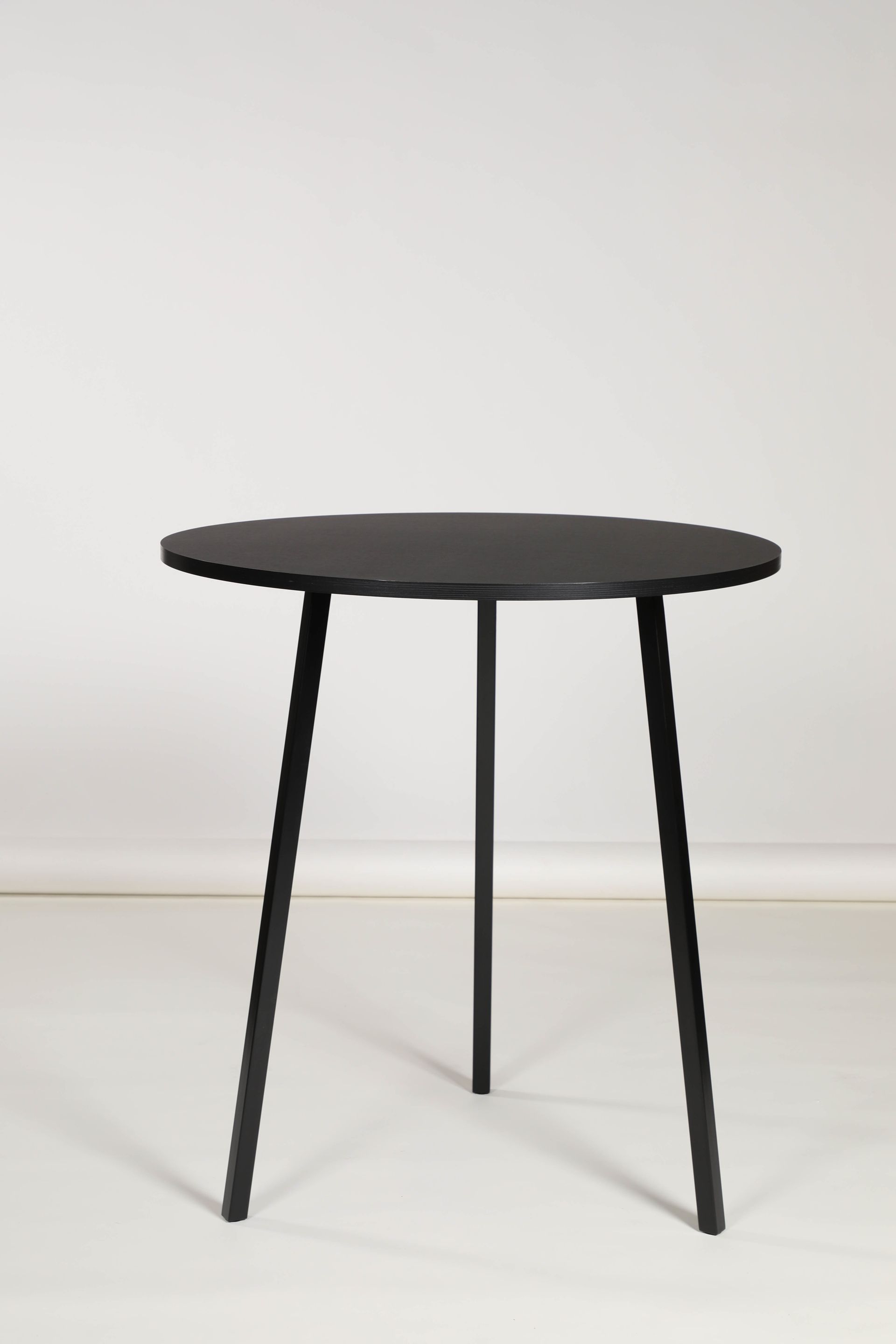 Loop Stand round table 90 cm, high, black laminate | Franckly