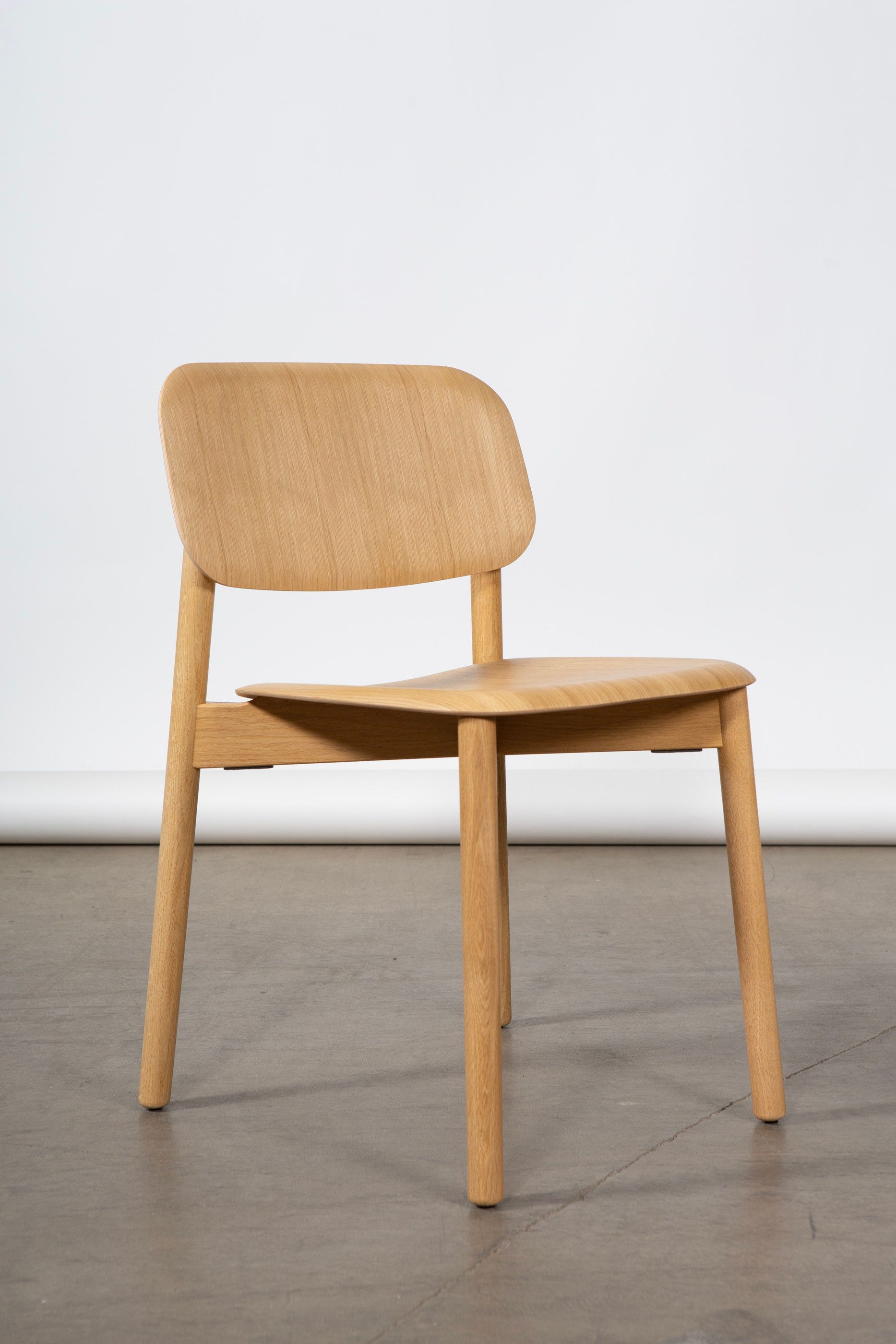 Soft Edge 12 chair, lacquered oak | Franckly