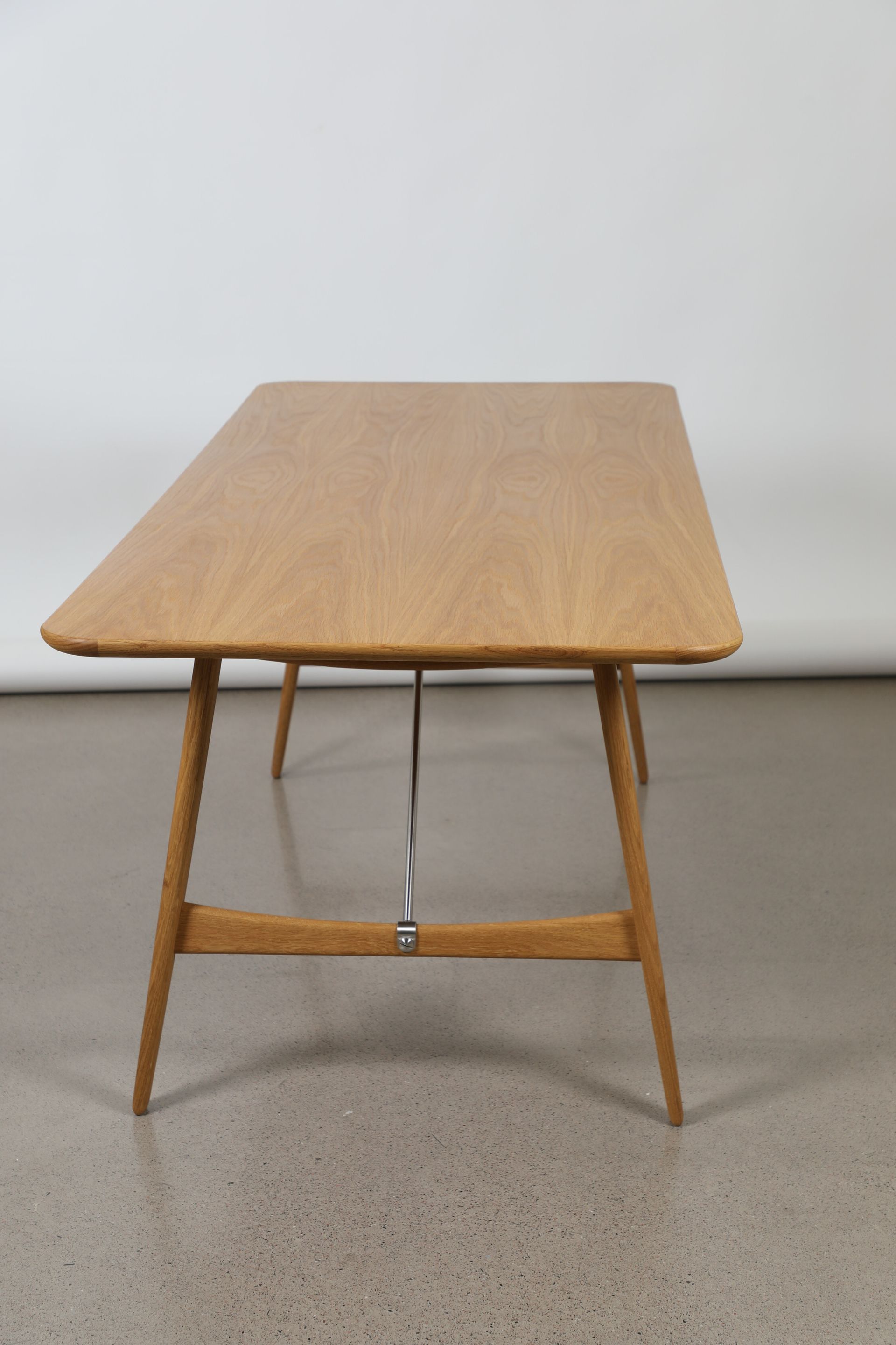 BM1160 Hunting dining table, oiled oak - steel | Franckly