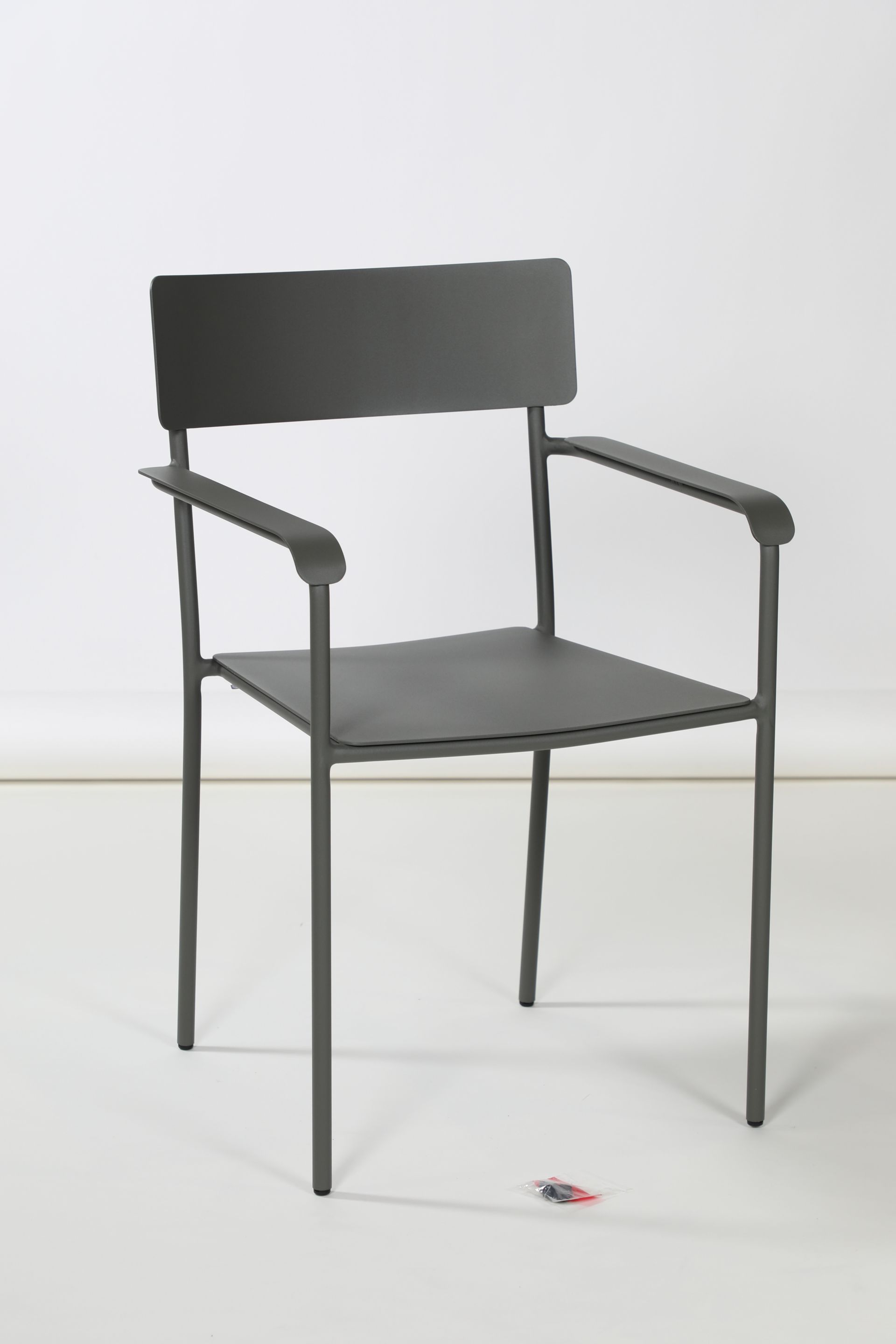 August chair with armrests, narrow, green | Franckly